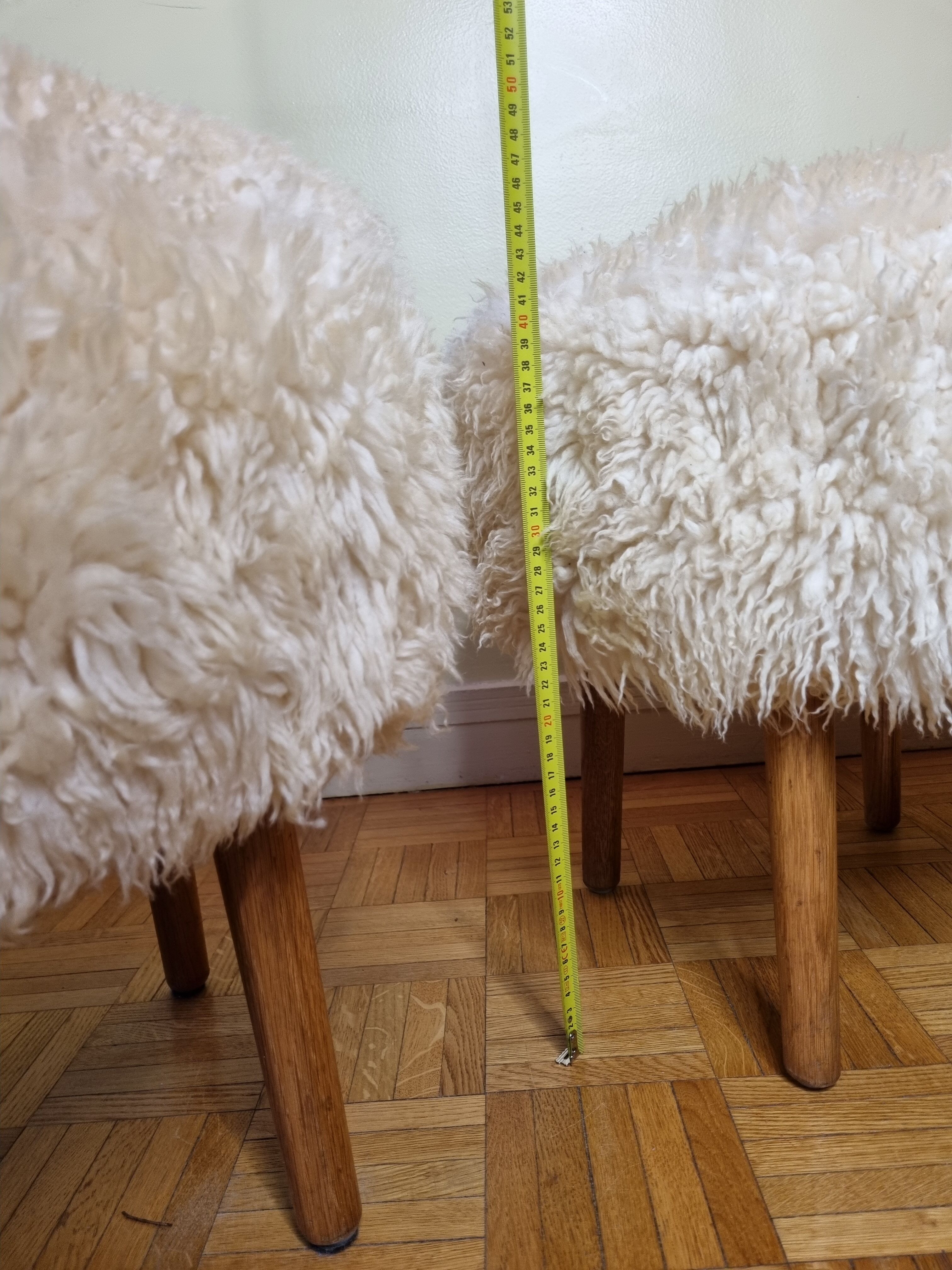 Paire de poufs de style scandinave recouverts de peau de mouton | Selency