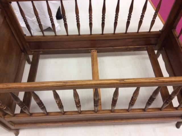 Lit bébé en noyer | Selency