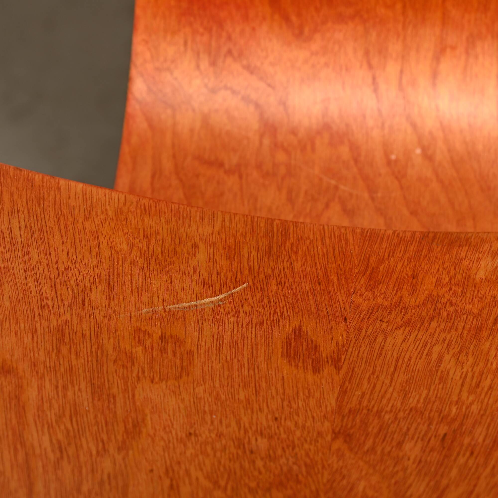 Chaise longue LCW Early de Charles et Ray Eames en aniline rouge pour ...