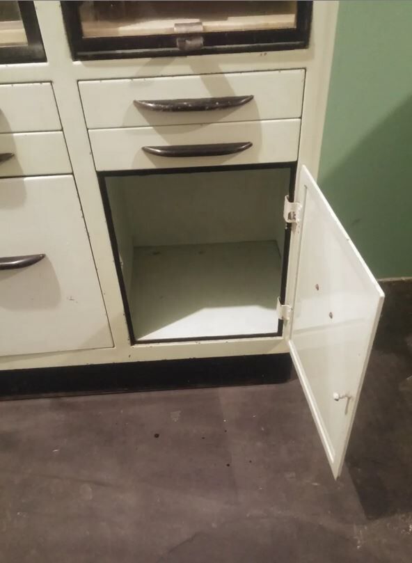 Buffet meuble medical vintage en metal | Selency