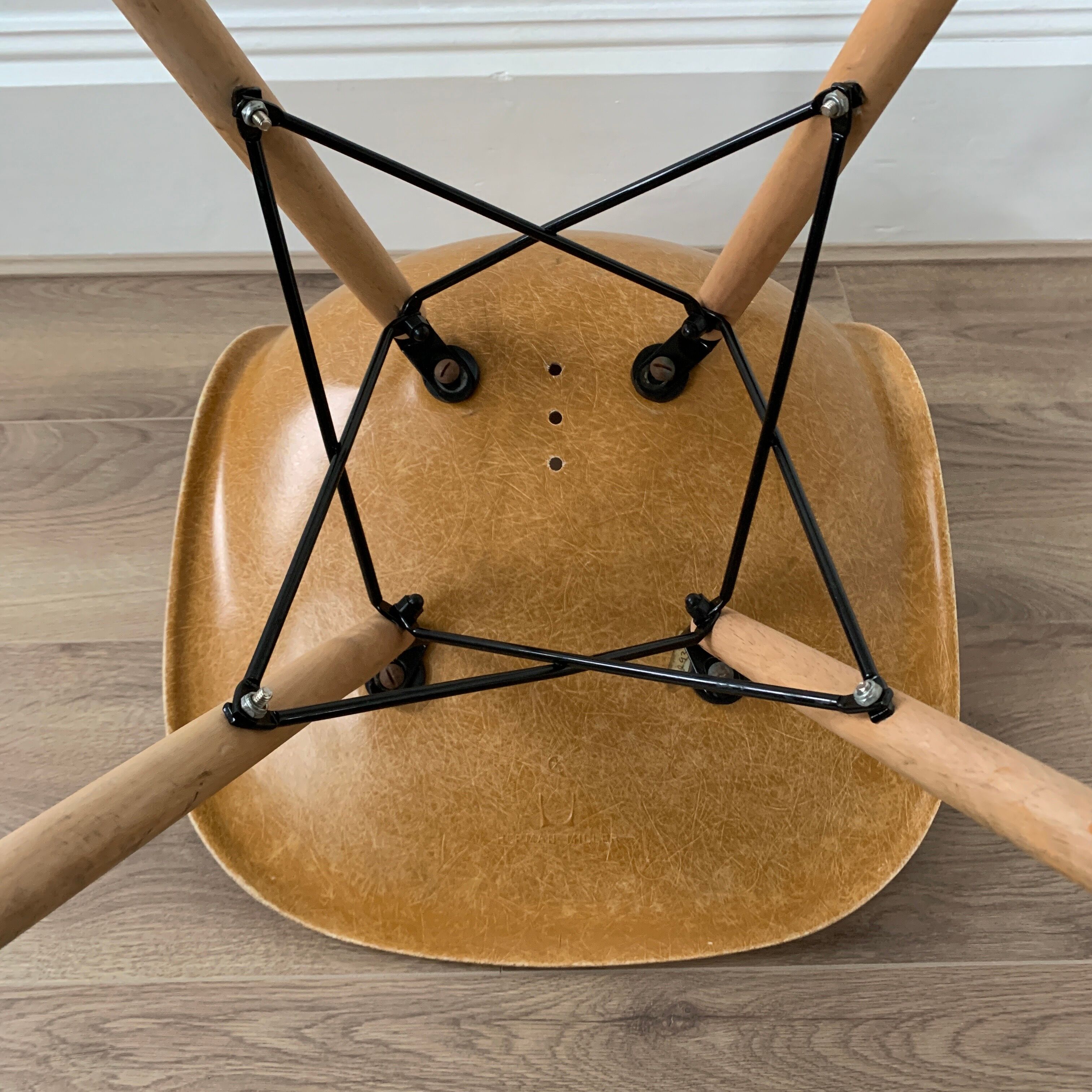 Chaise DSW de Charles et Ray Eames chaise par Herman Miller | Selency