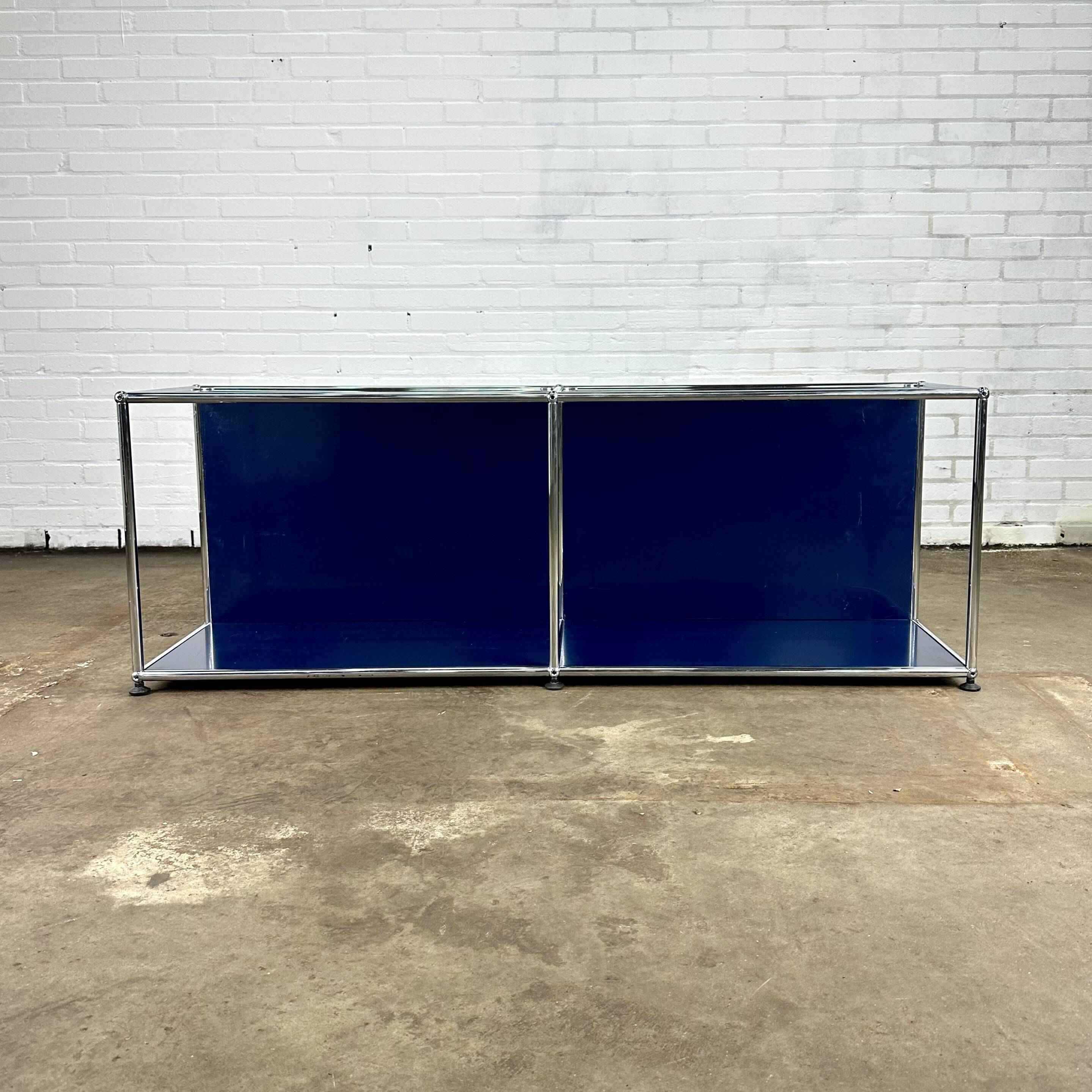 Buffet bas / buffet USM Haller bleu foncé ouvert avec plateau en verre ...