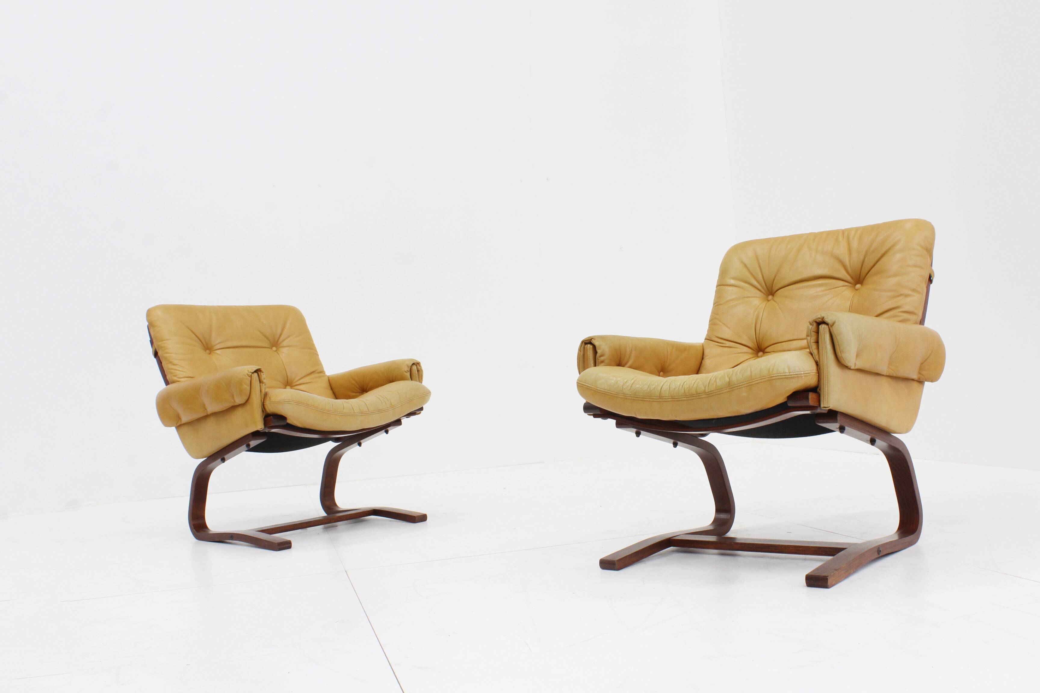 Fauteuils Kengu en cuir jaune par Elsa & Nordahl Solheim pour Rybo ...