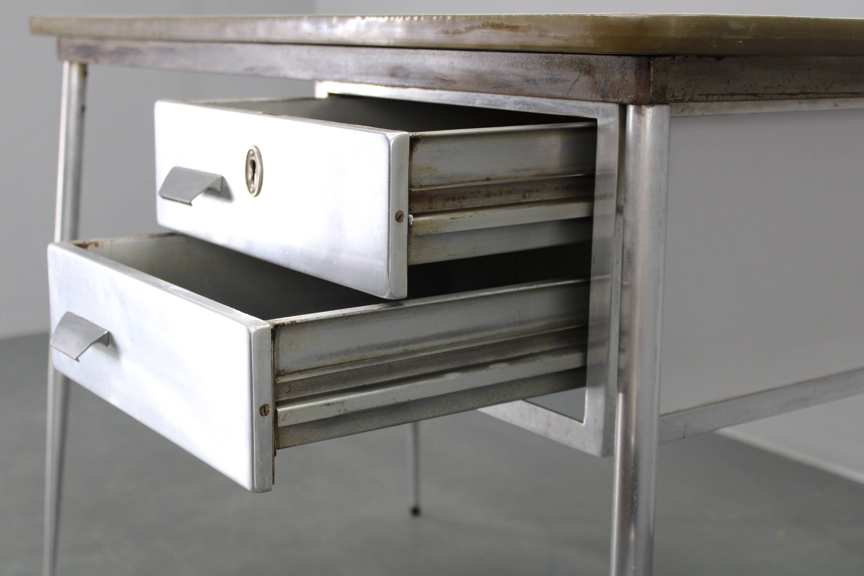 Bureau industriel italien en métal et umakart des années 1950 — poste de travail moderne du ...