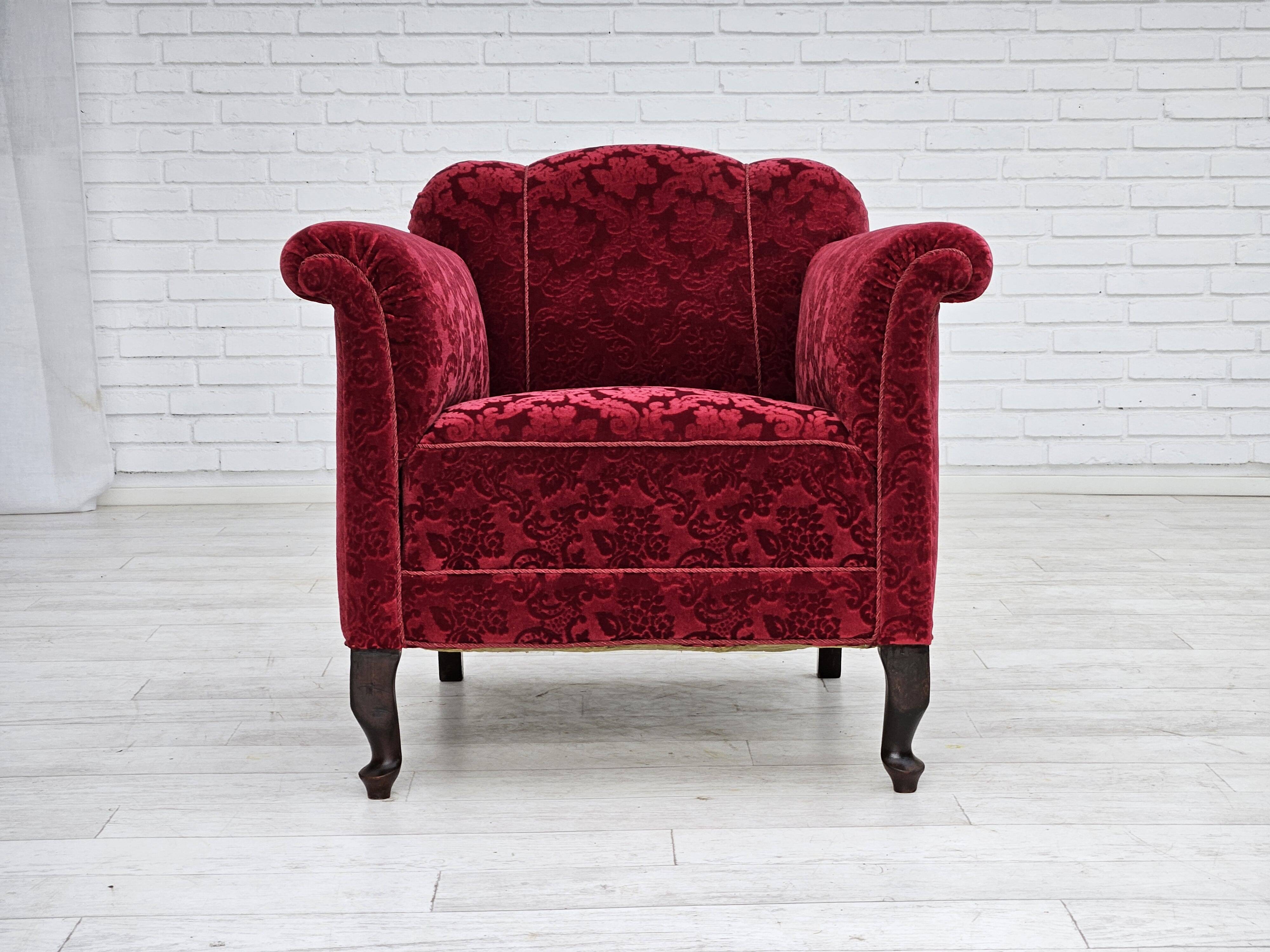 Fauteuil danois, années 1950, tissu coton/laine rouge, bois de hêtre ...