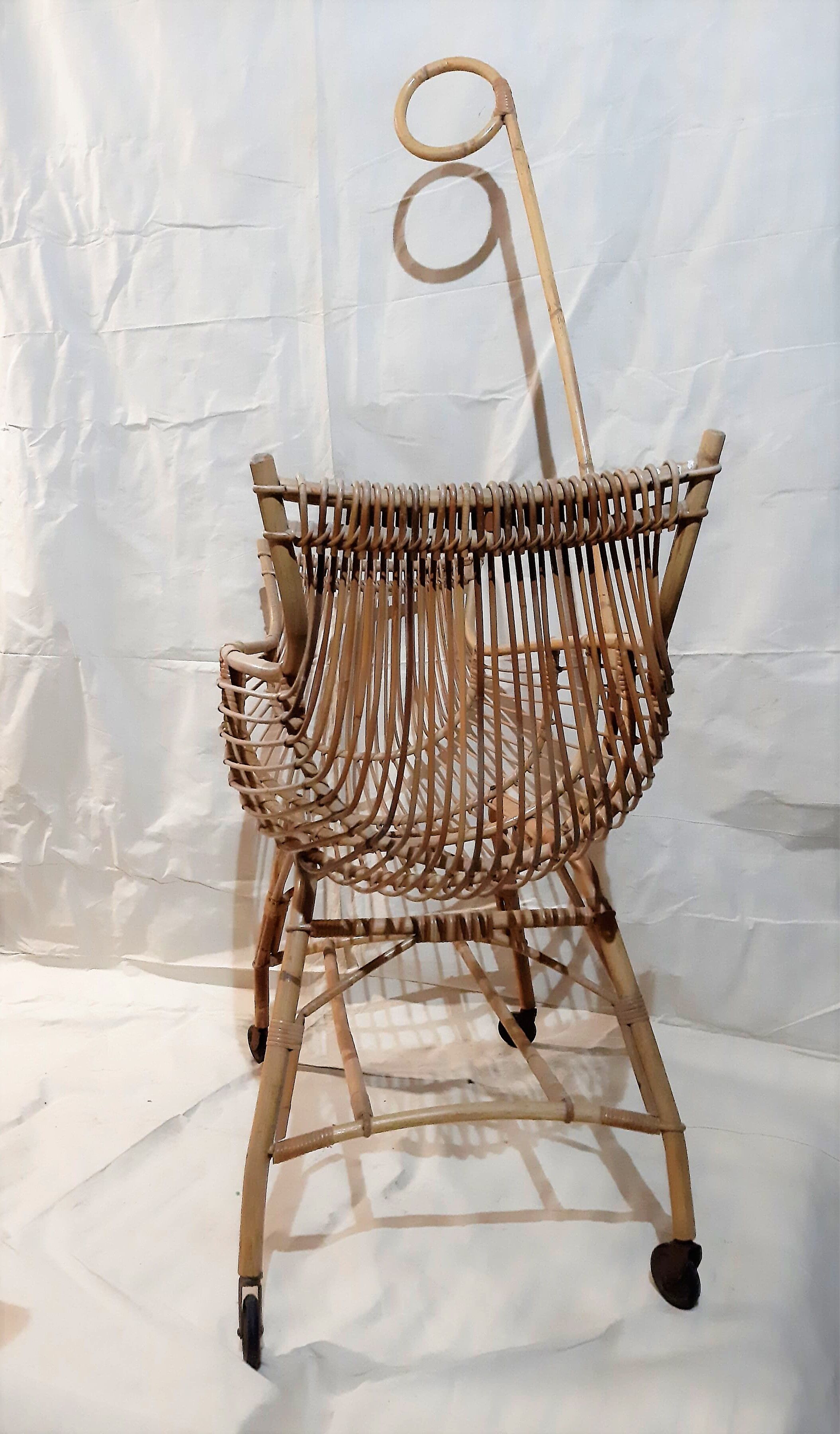 Berceau vintage en rotin à roulettes - années 60/70 - avec flèche de ...