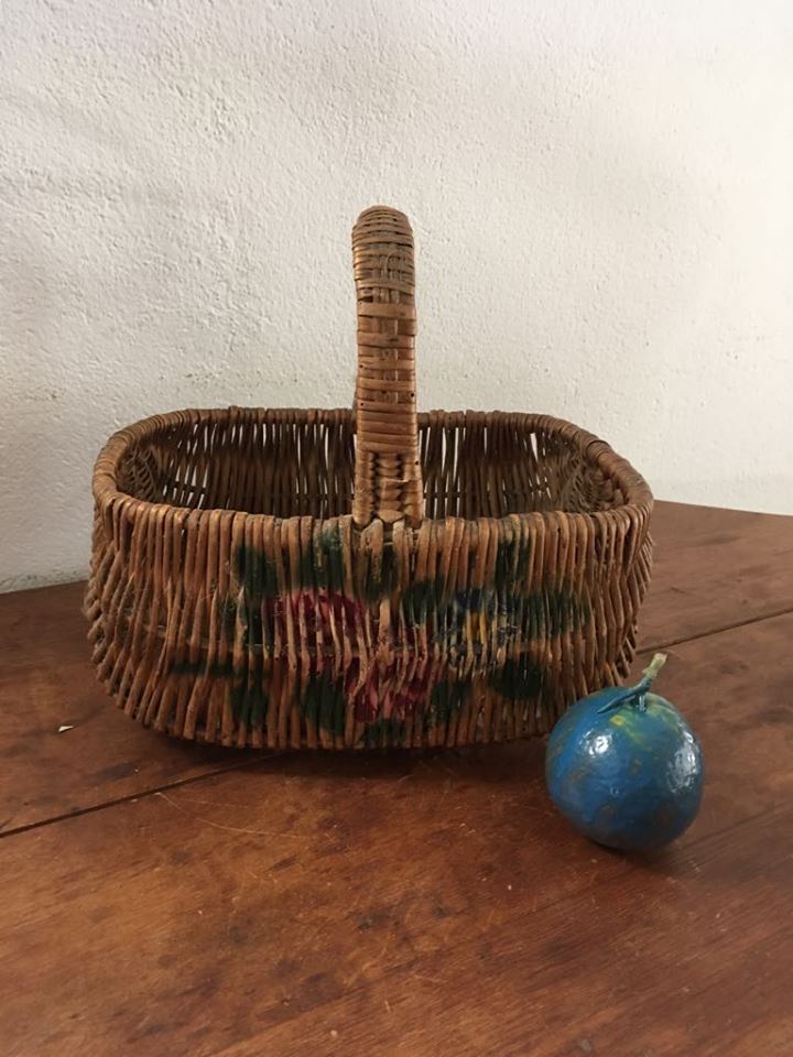 Panier des années 60 en osier tressé avec fleurs | Selency