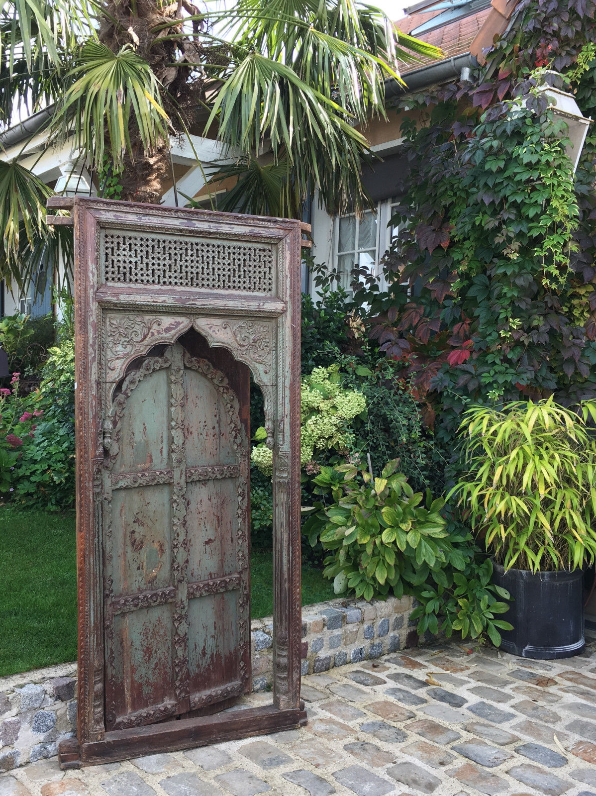 Porte orientale marocaine ancienne en bois à décor de moucharabieh ...