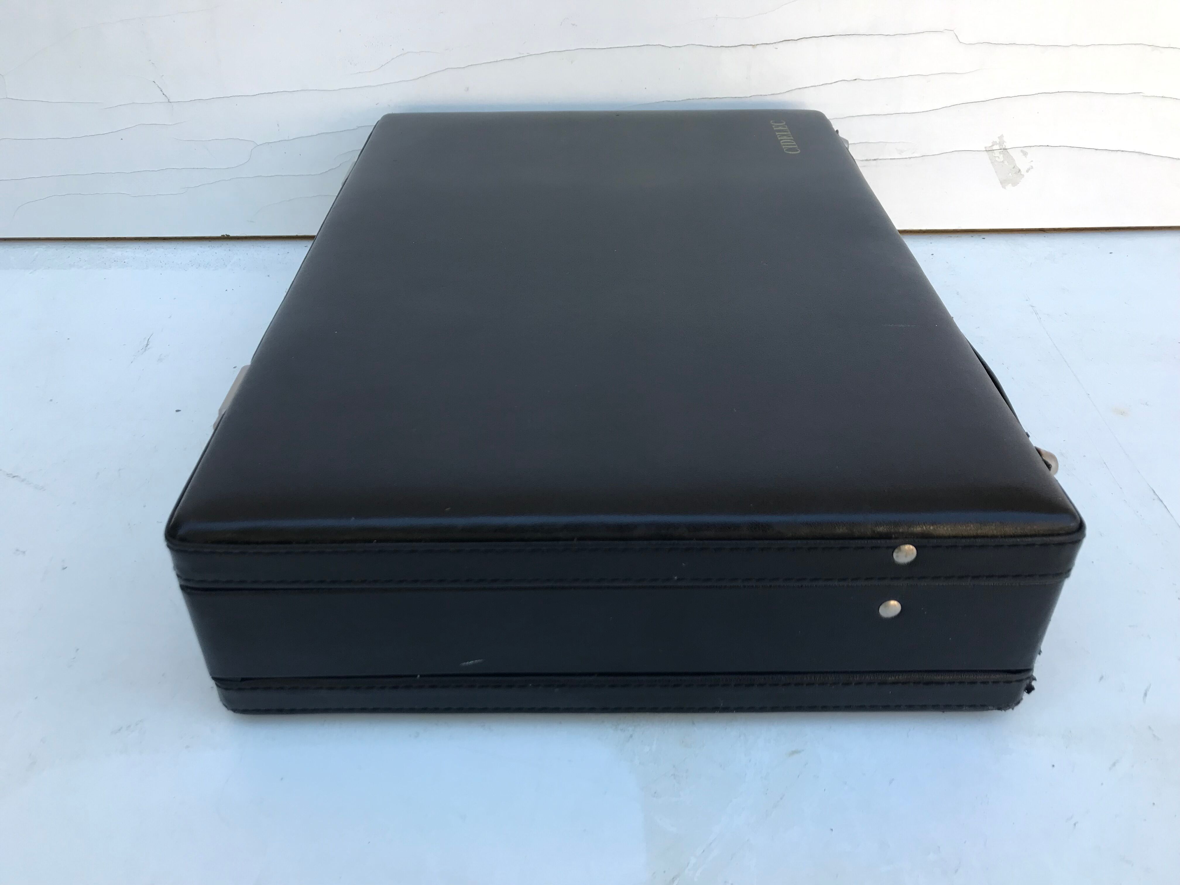 Malette malle de voyage Cidelec cuir noir à code vintage | Selency