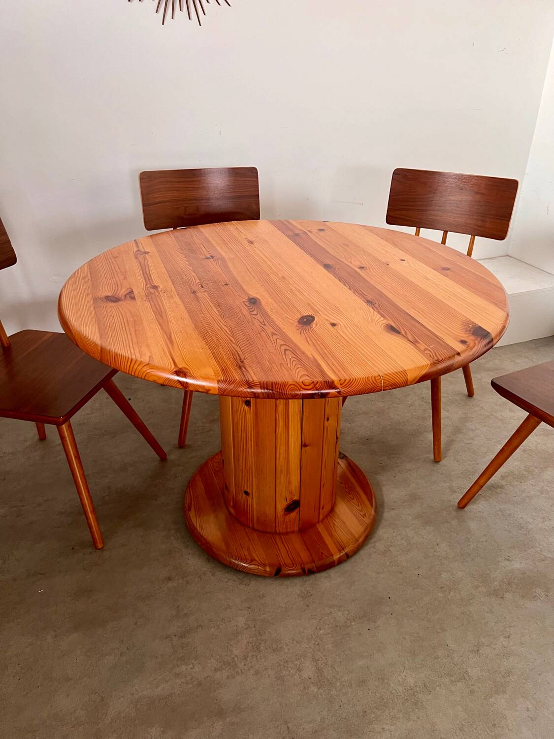 Ancienne table ronde en pin design scandinave des années 70 avec ...