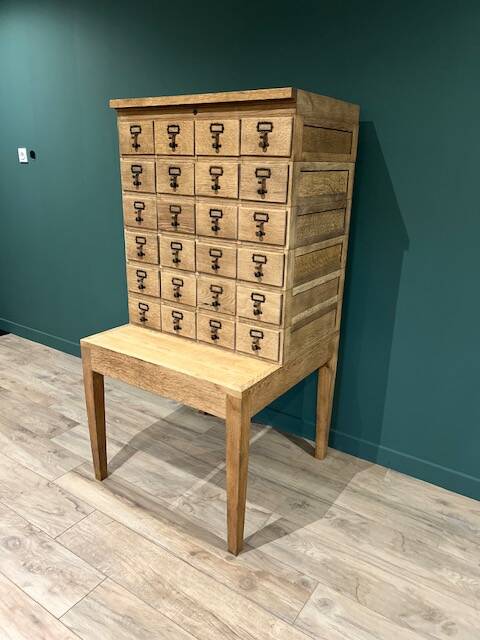 Ensemble table carre et meuble de metier a fiches shannon 24 casiers ...