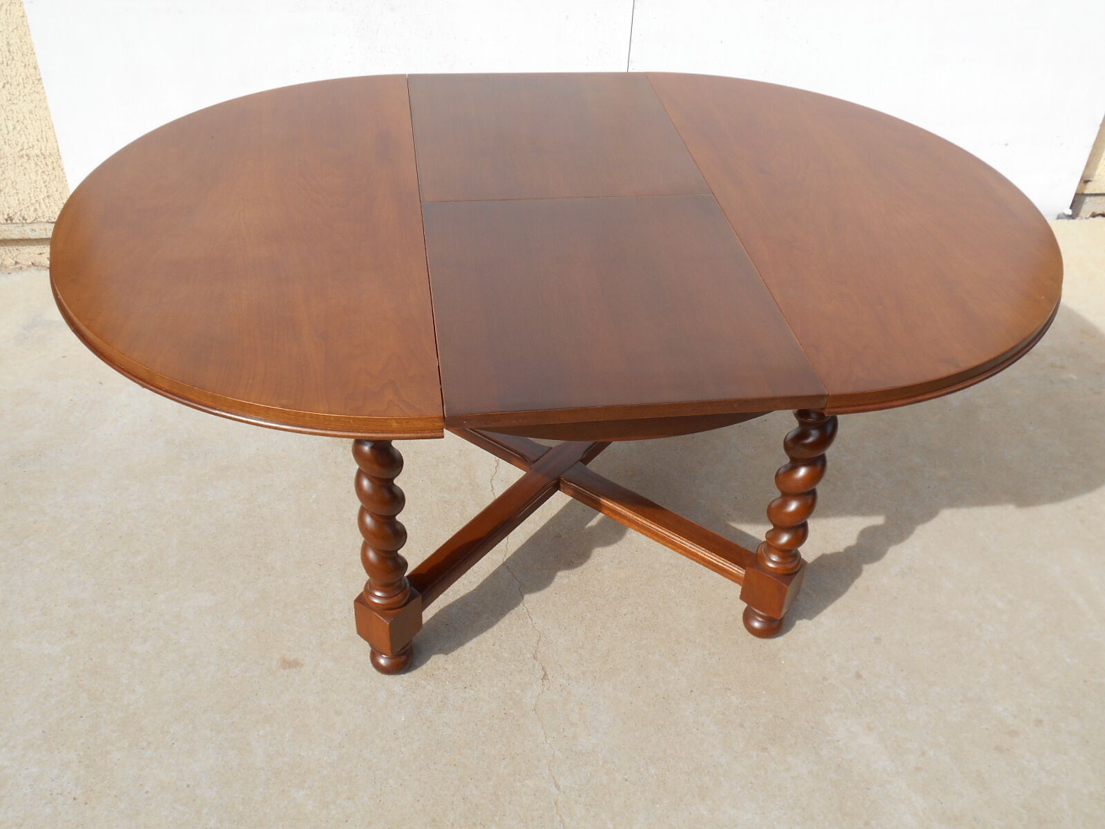 Table ronde, rallonge intégrée | Selency