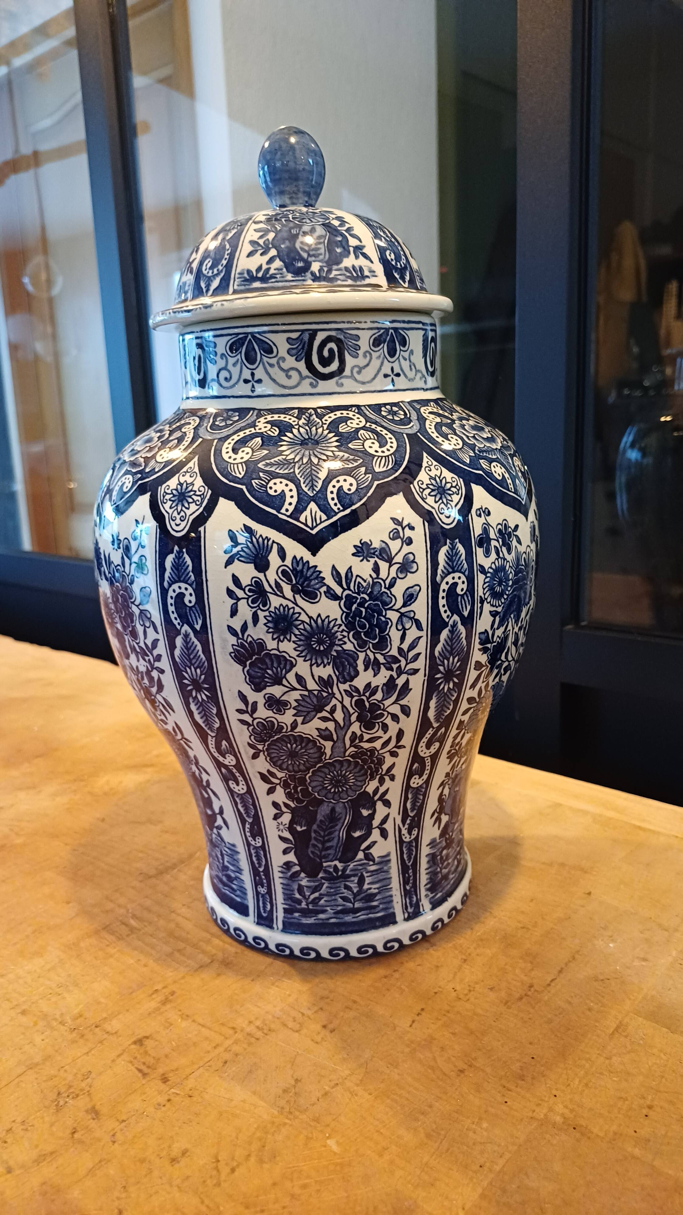 Vase en porcelaine bleu de Delft Sphinx royal avec couvercle de Boch ...