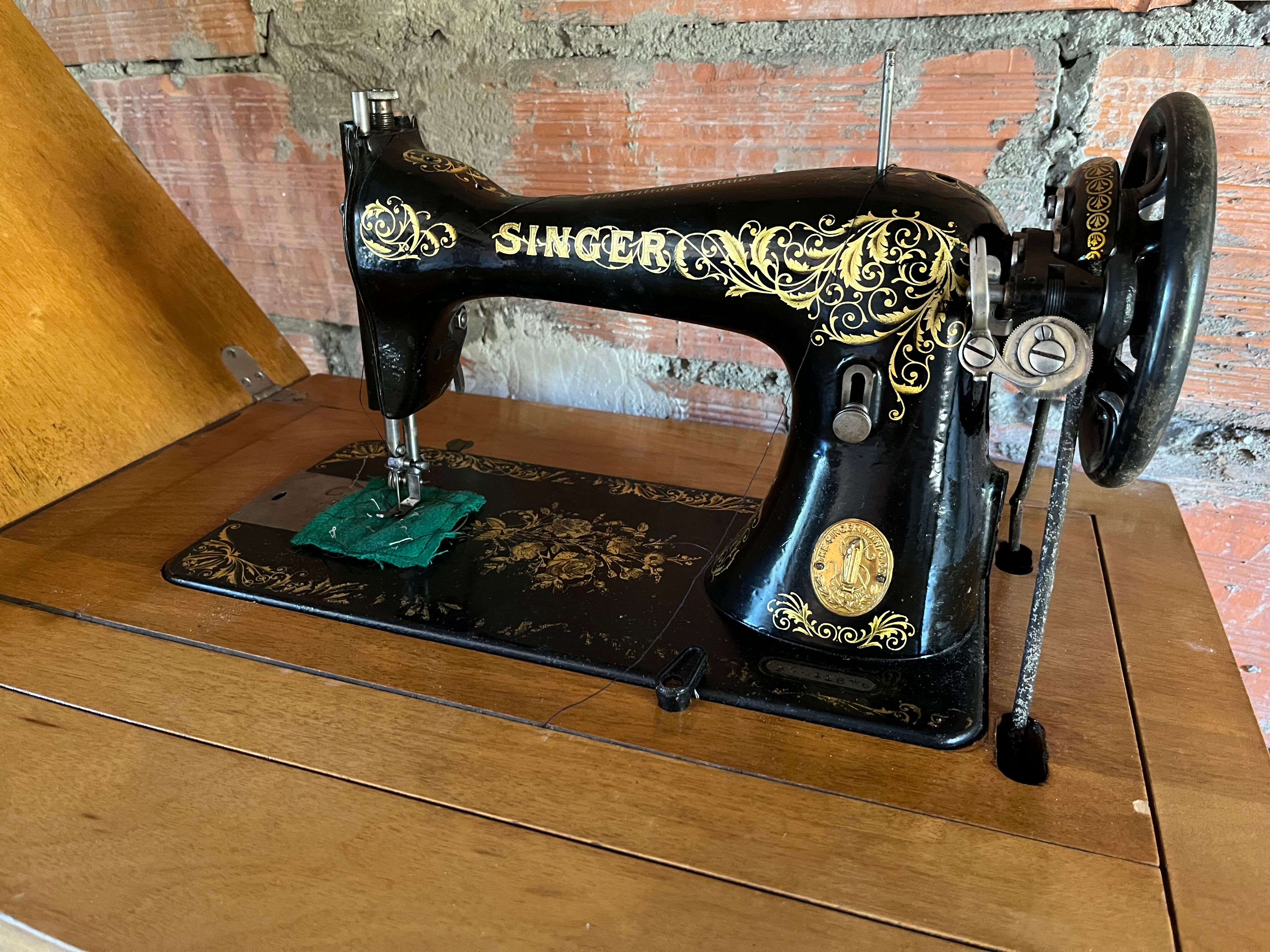 Machine à coudre Singer dans meuble | Selency