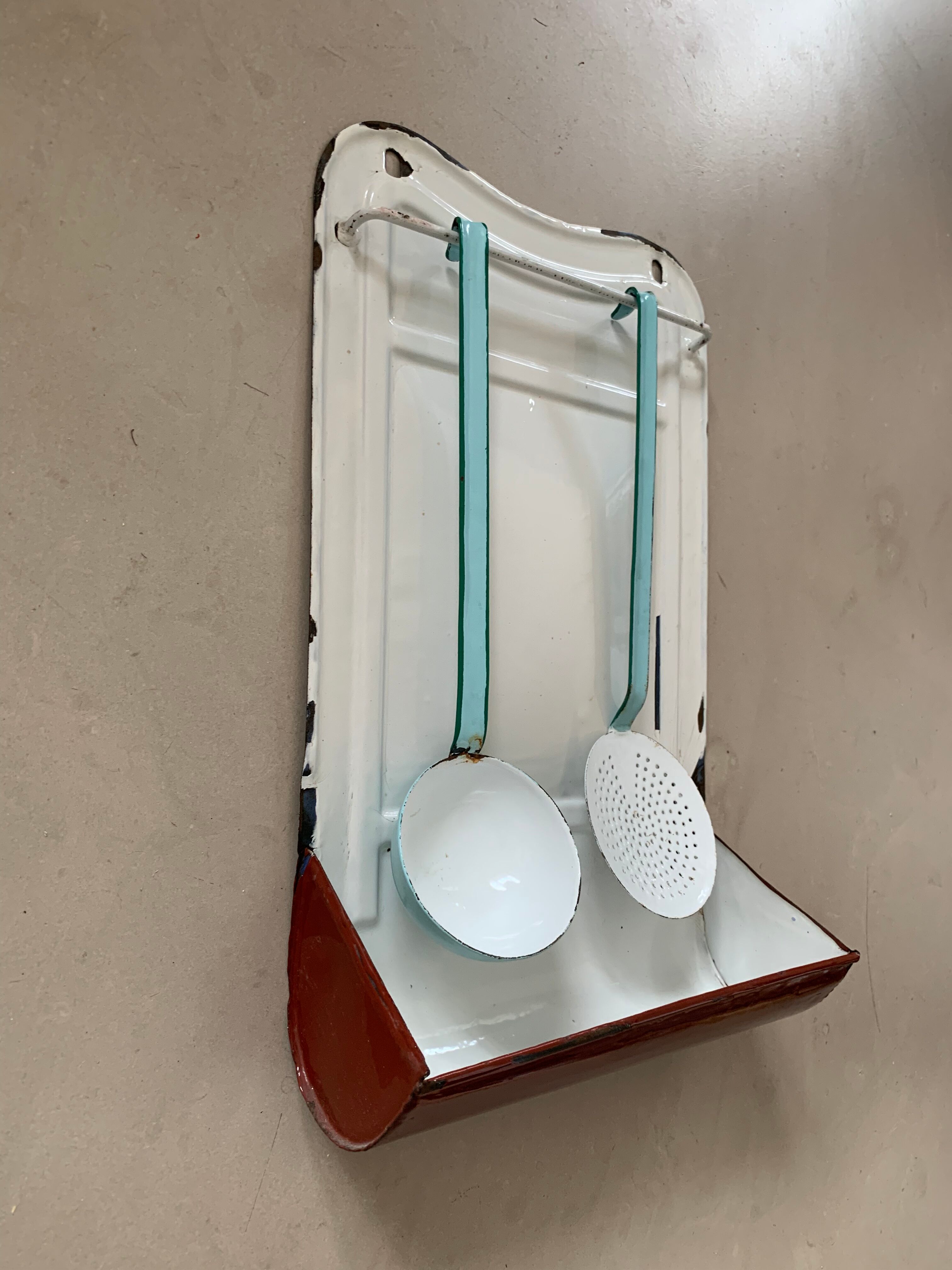 Porte-ustensiles en métal émaillé ancien avec louche et écumoire | Selency