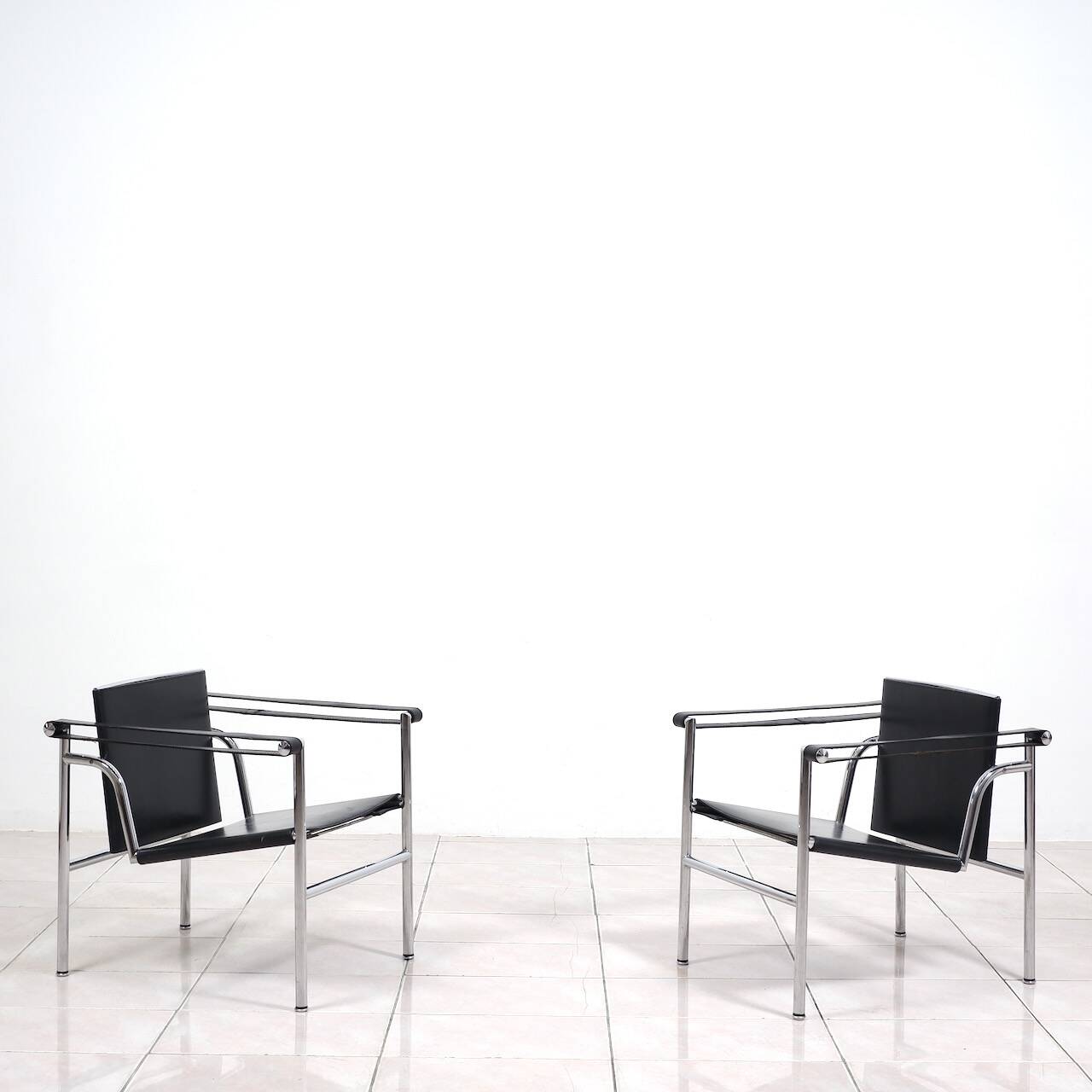 Fauteuil « lc1 » de charlotte perriand pour le corbusier, édité par ...