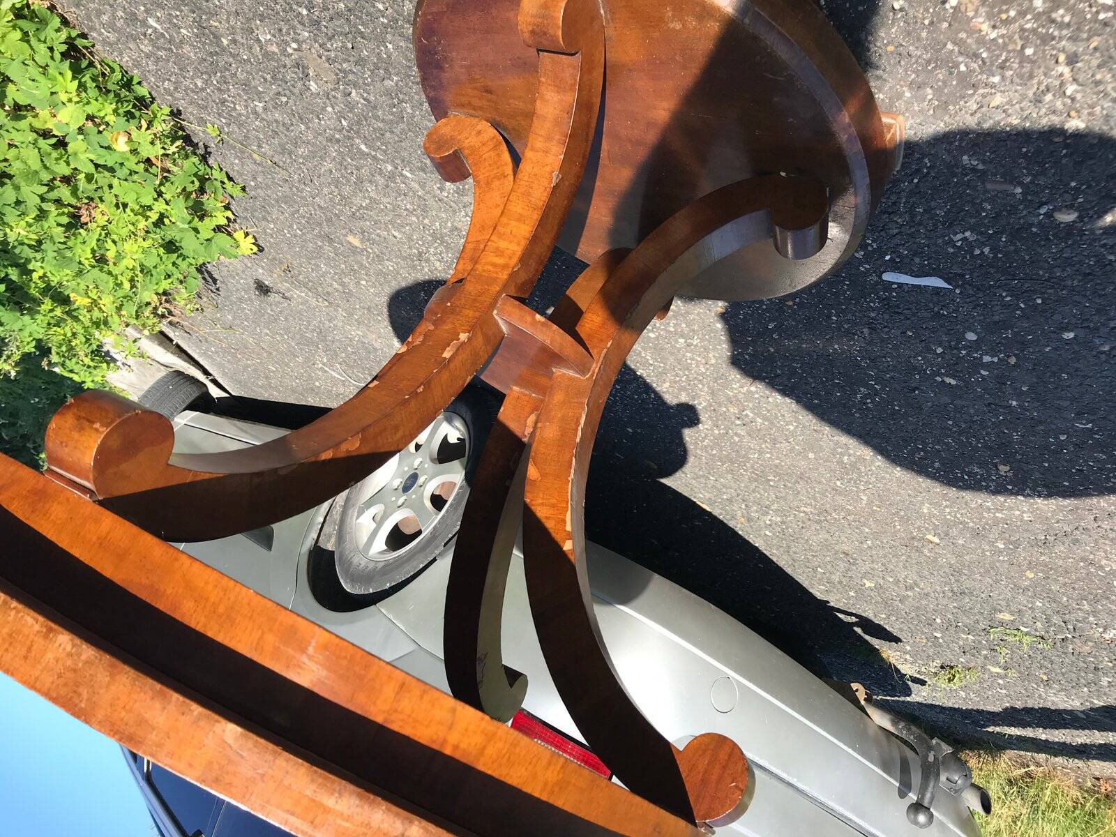 Table d'appoint Art Déco en noyer marron, plateau rond et montants en ...