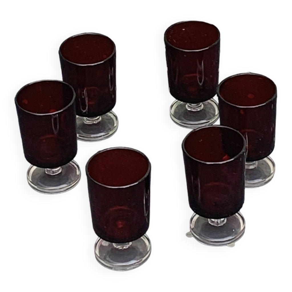 6 verres a vin ou aperitifs, de couleur rouge et base transparente ...