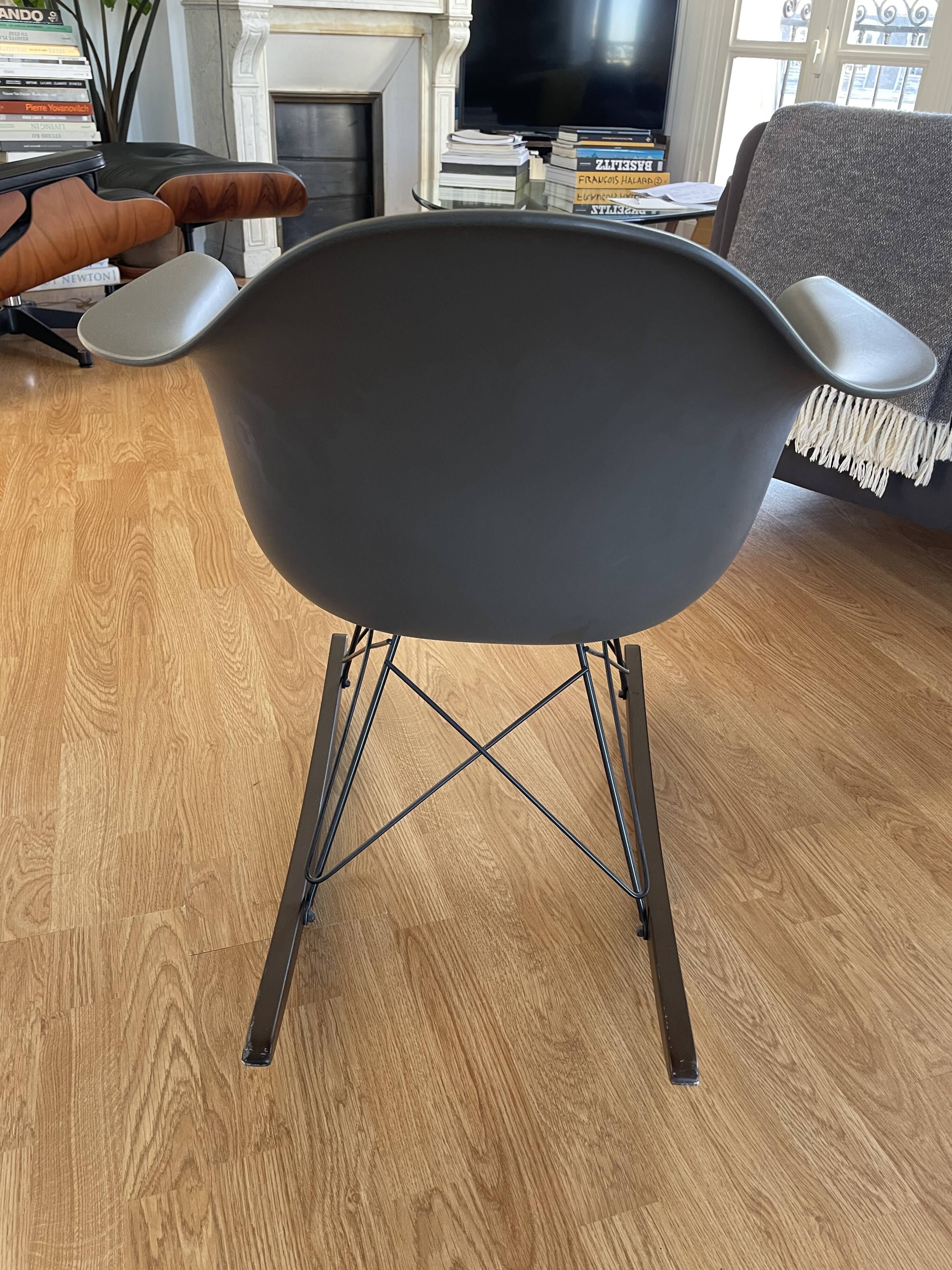 Fauteuil RAR de Charles & Ray Eames édité par Vitra, édition limitée "Winter Edition" | Selency