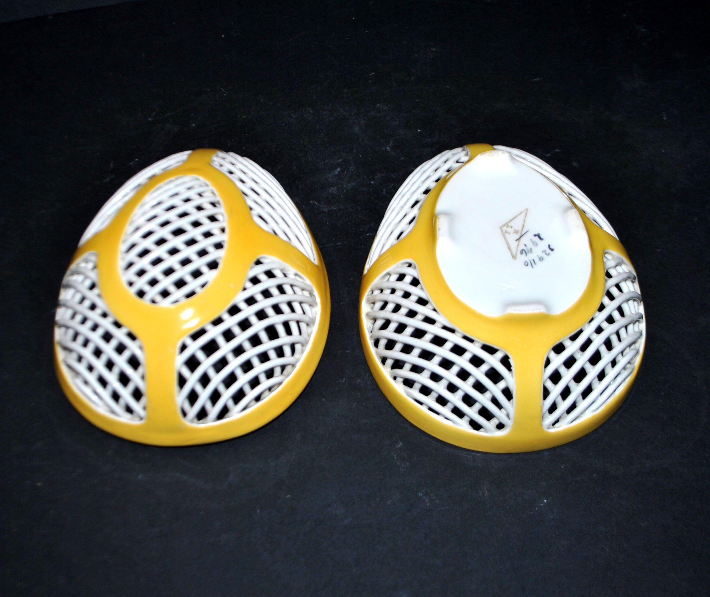 Bonbonnière Malicorne vintage en céramique ajourée formant un oeuf ...