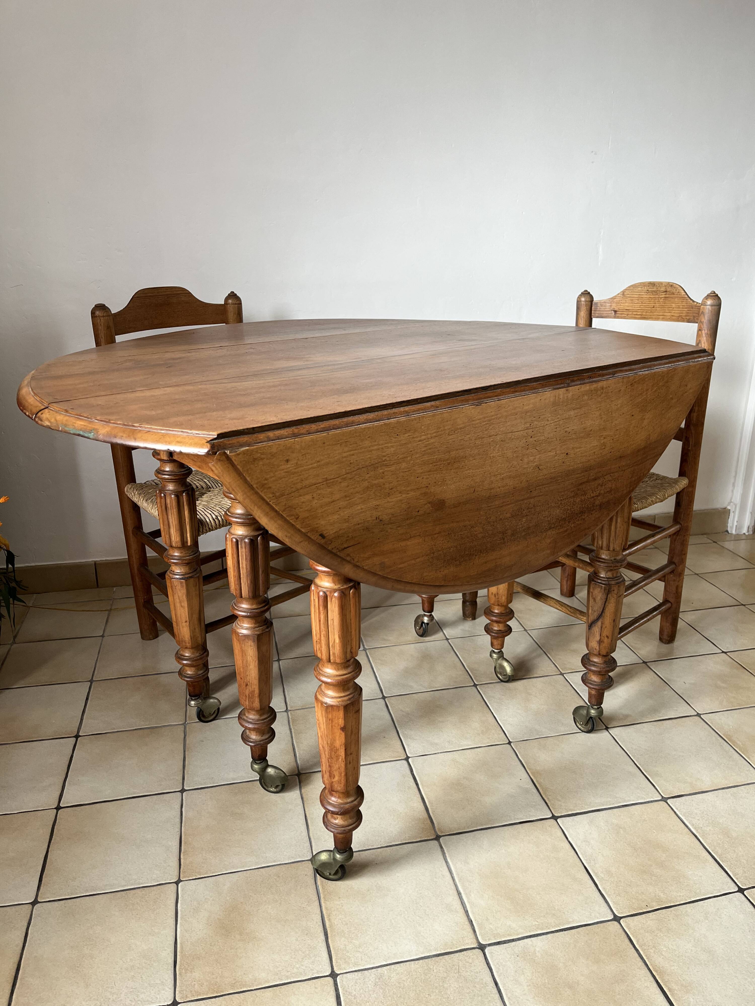 Table ronde ancienne en merisier massif agrandissable et pliante | Selency