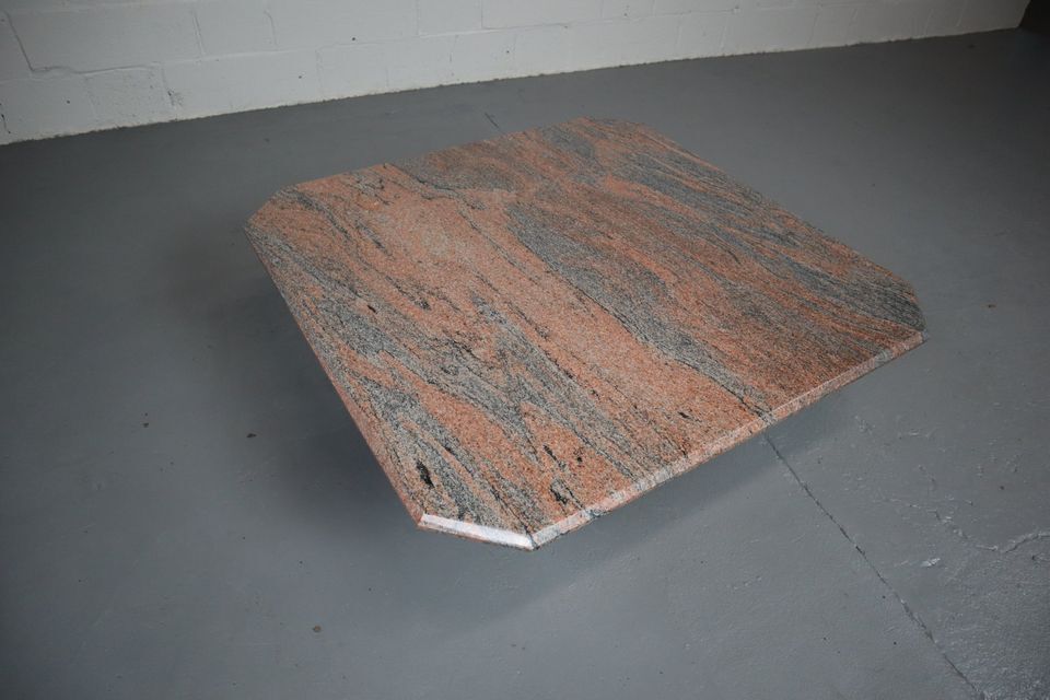 Table basse en granit veiné rose, 1980s | Selency