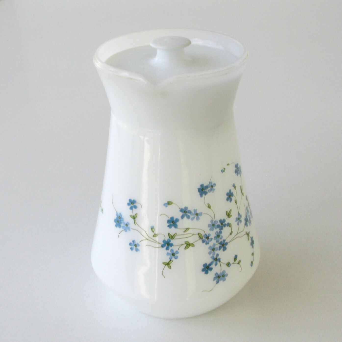 Pichet arcopal avec couvercle - décor myosotis | Selency