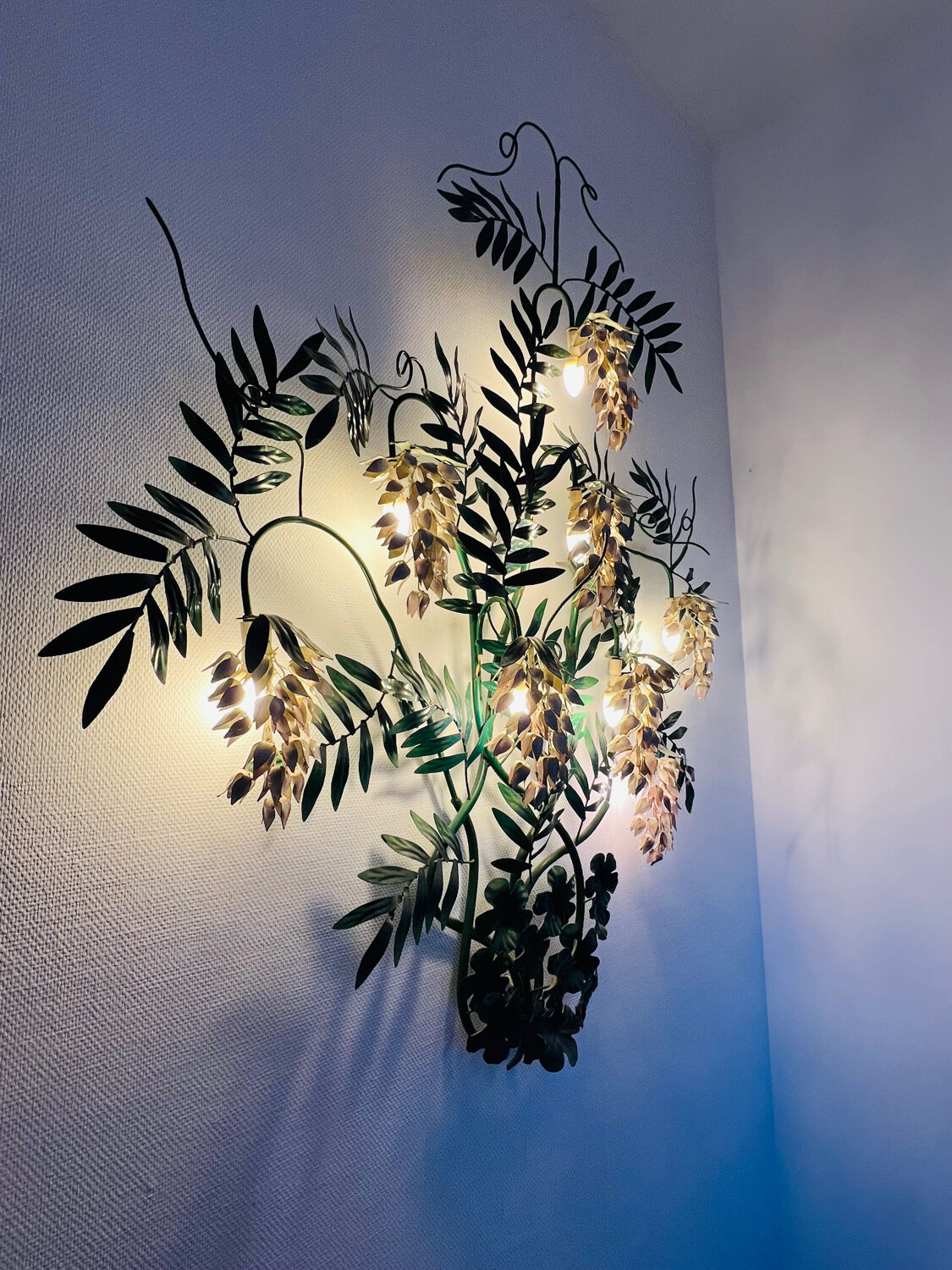 Luminaire mural monumental en fer forgé italien, attribué à la maison ...