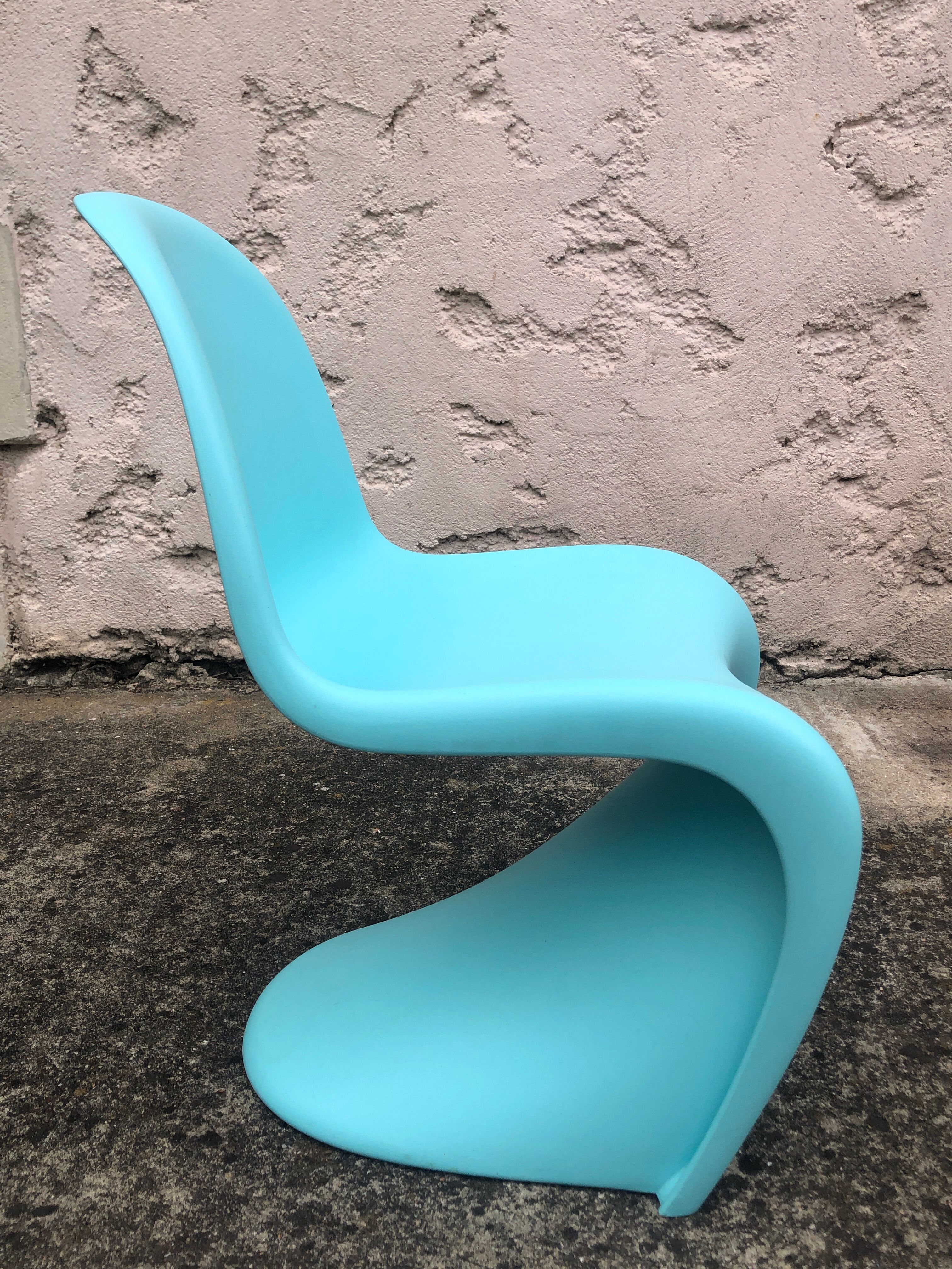 Chaise Verner Panton bleu ciel, pour Vitra, version enfant | Selency