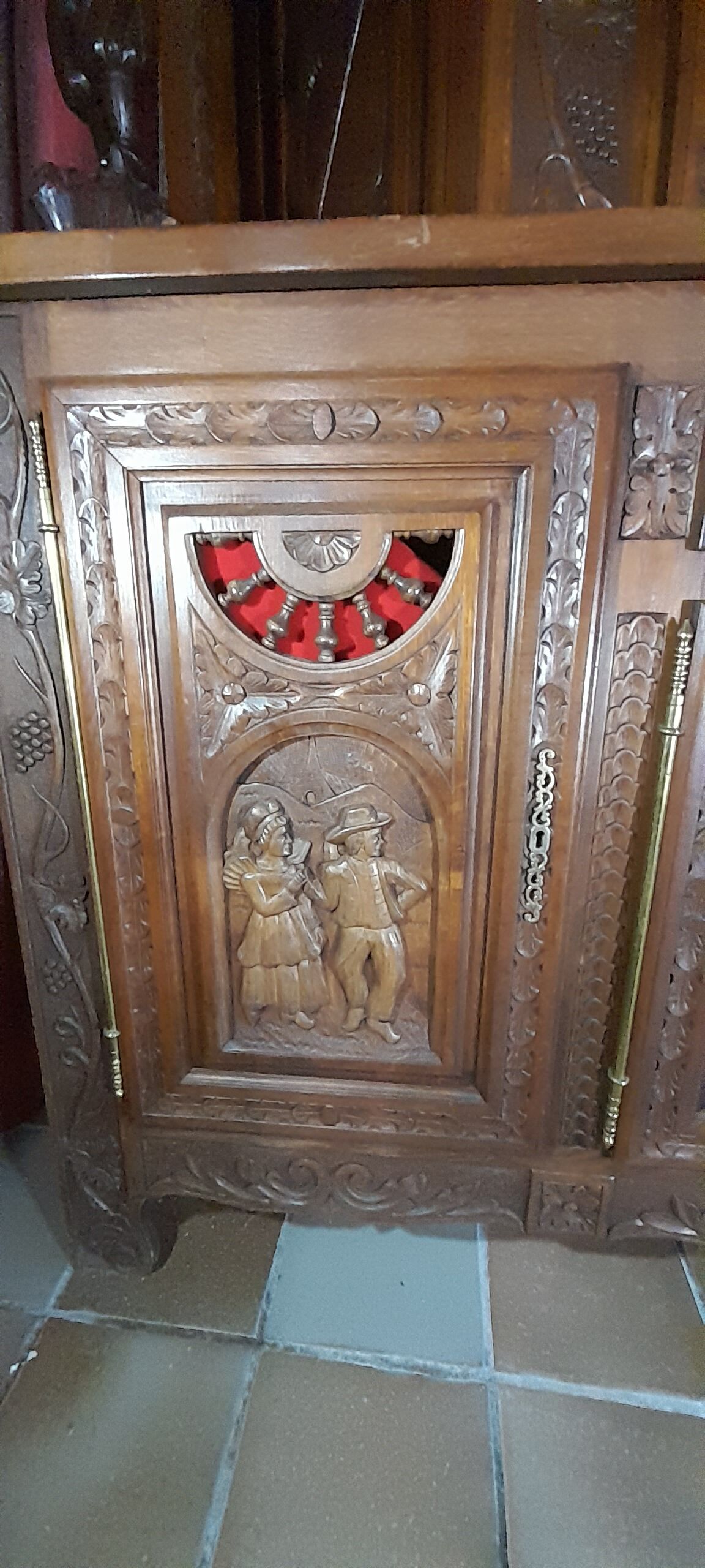 Meuble breton buffet 2 corps sculpté par un artisan breton en chêne avec 2 clés | Selency