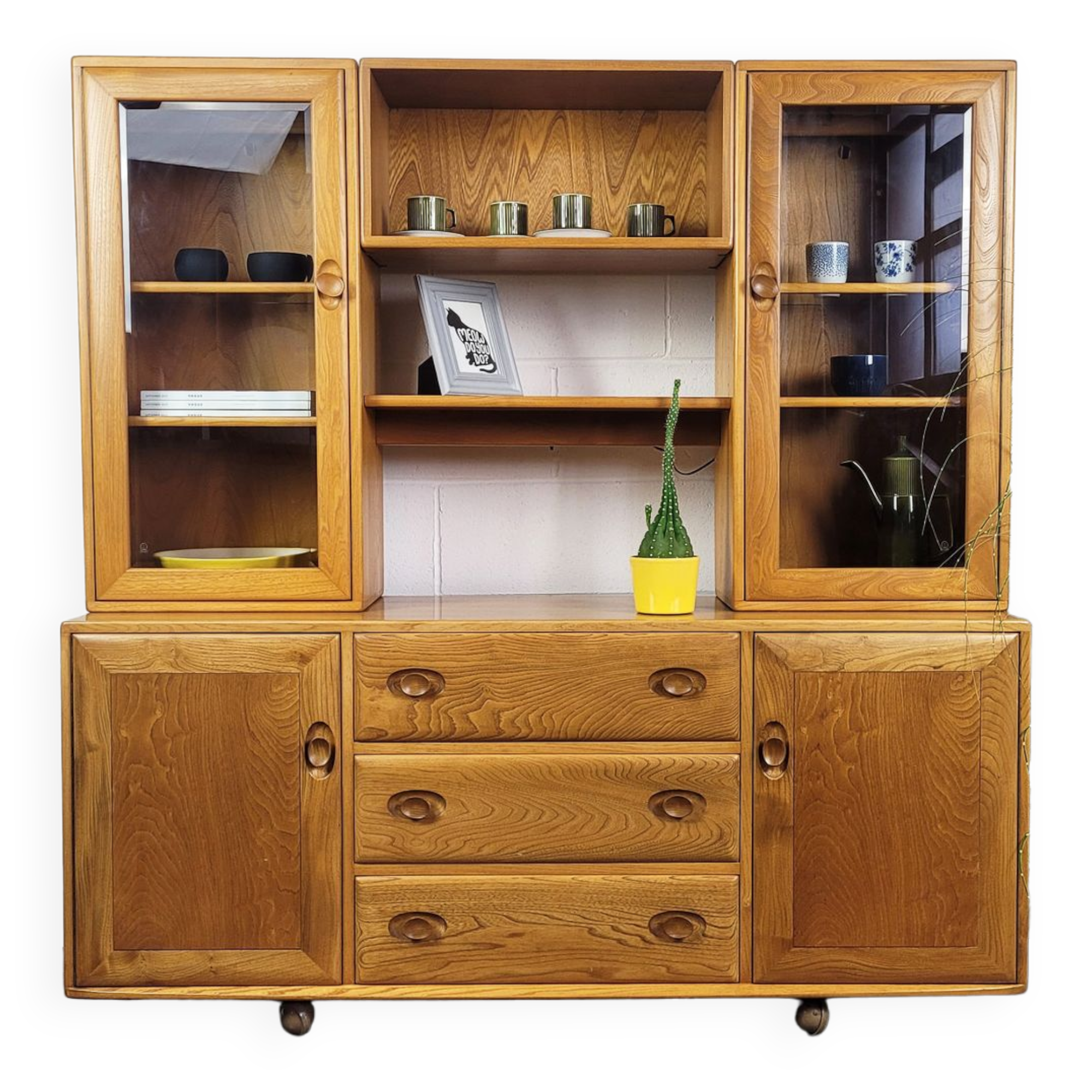 Buffet et vitrine vitrée Ercol Windsor avec lumières, années 90 | Selency