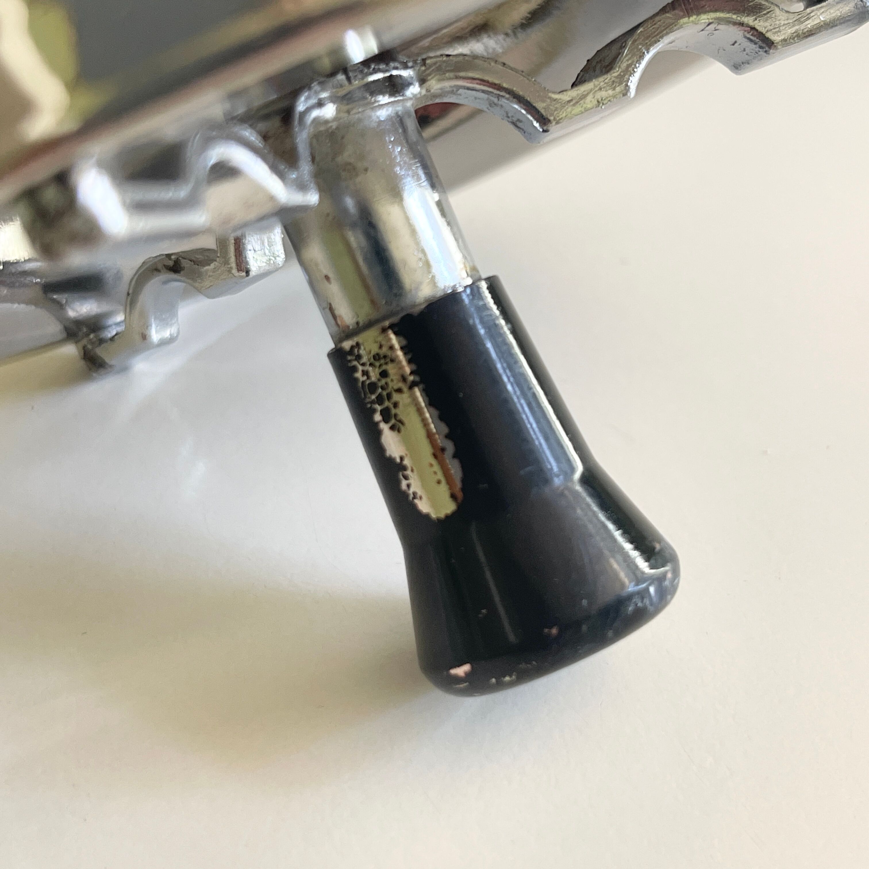 Cendrier poussoir design métal chromé Soveno années 70 | Selency