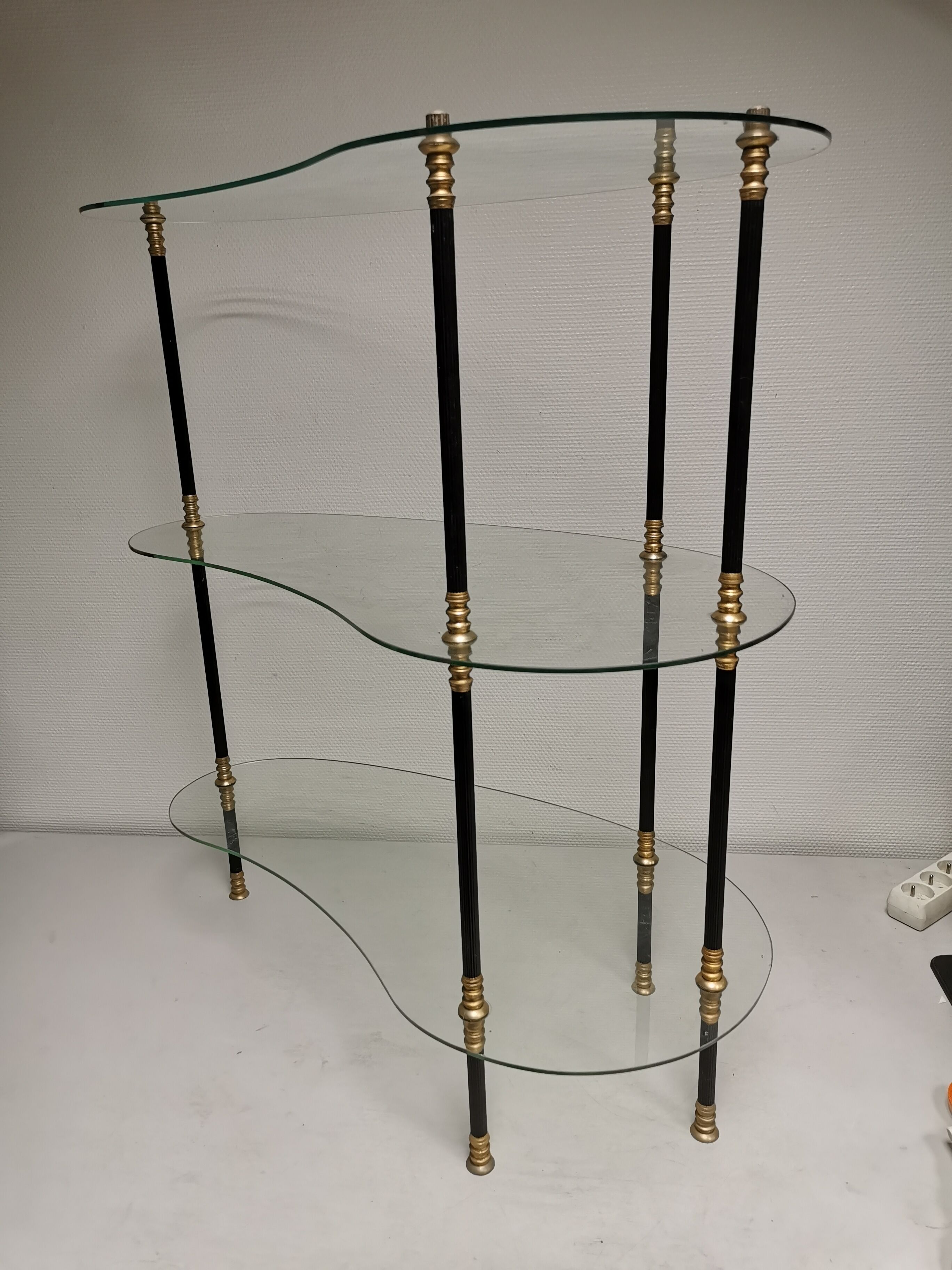 Présentoir vintage 1950 / 1960, table rognon d appoint , étagères en verre | Selency