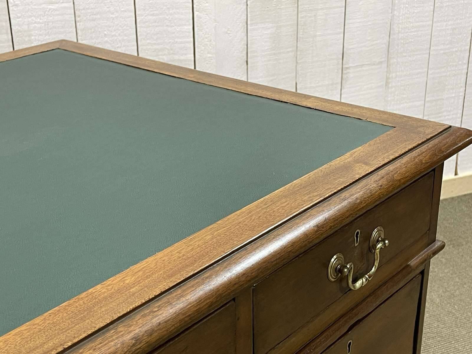 Bureau plat à caissons anglais fin XIXème en acajou et dessus cuir ...