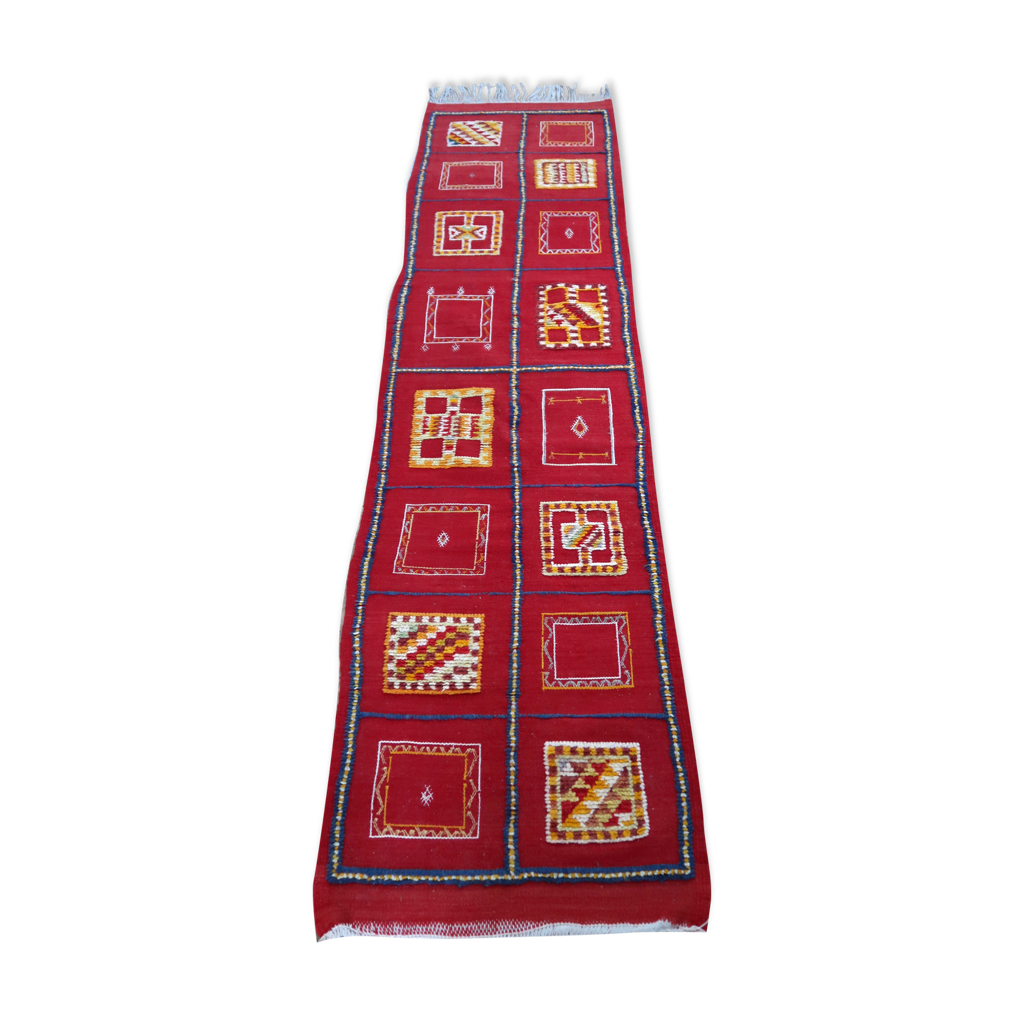 Tapis Marocain rouge format couloir en laine, années 70 | Selency