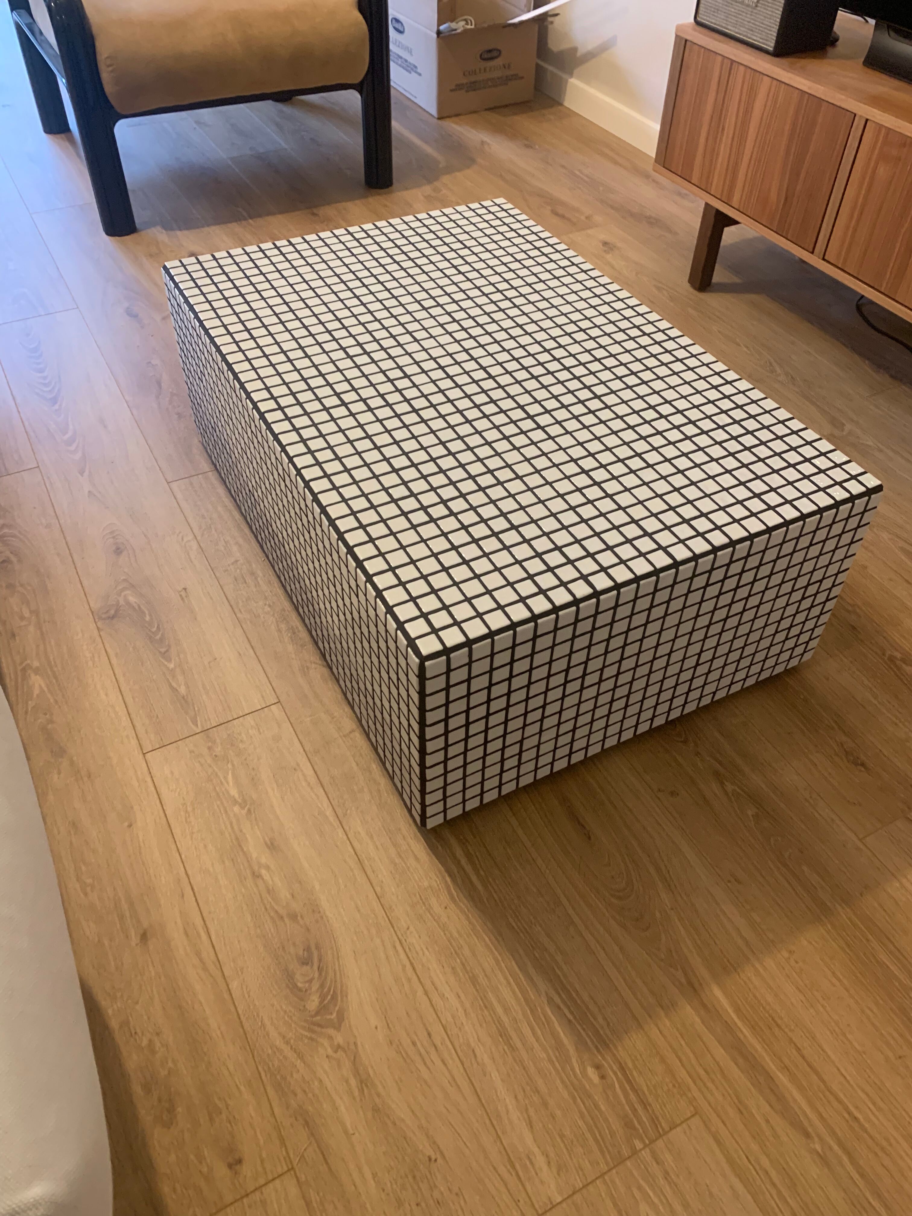 Table basse carrelage mosaïque blanc et joint noir | Selency