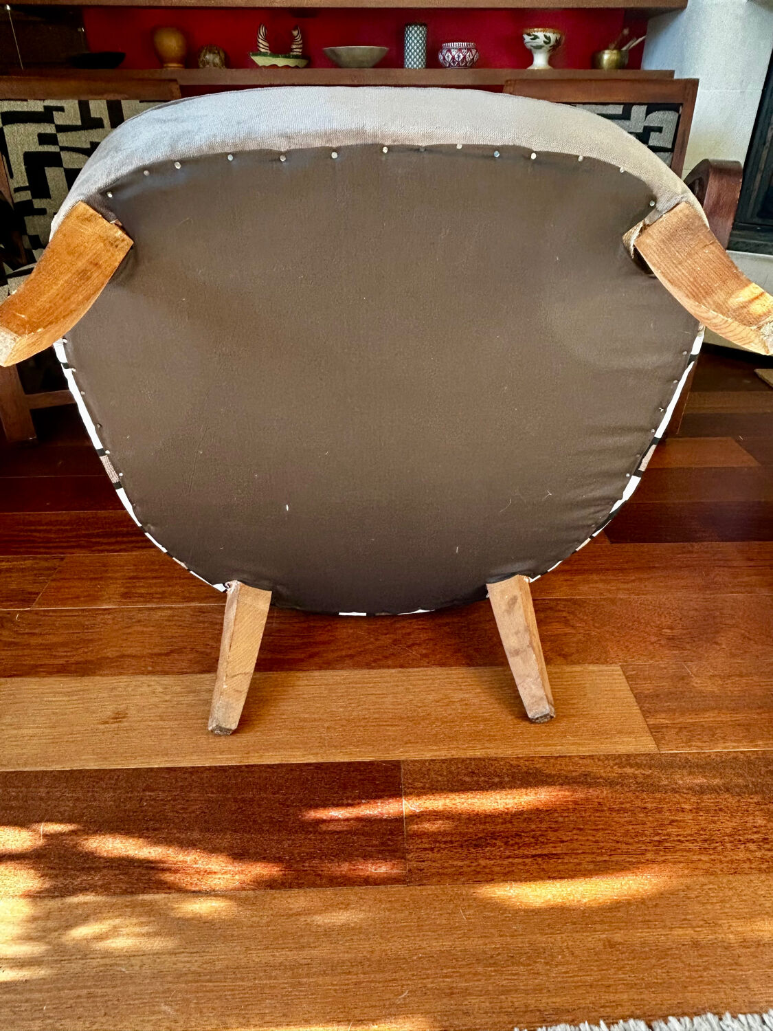Fauteuil crapaud entièrement restauré beige et graphique | Selency