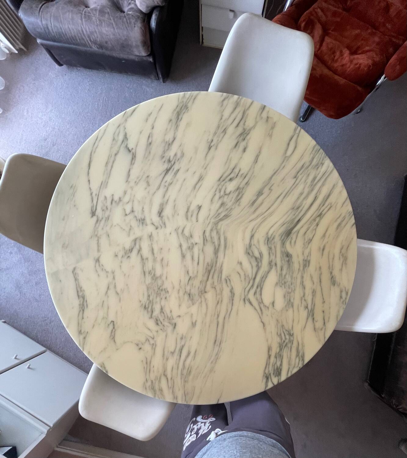 Table ronde en marbre avec 4 pieds croisés et incurvés en acier | Selency