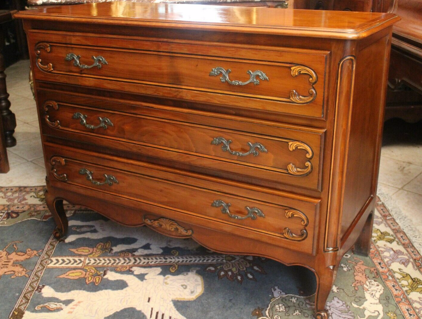 Commode en merisier massif de style Louis XV | Selency