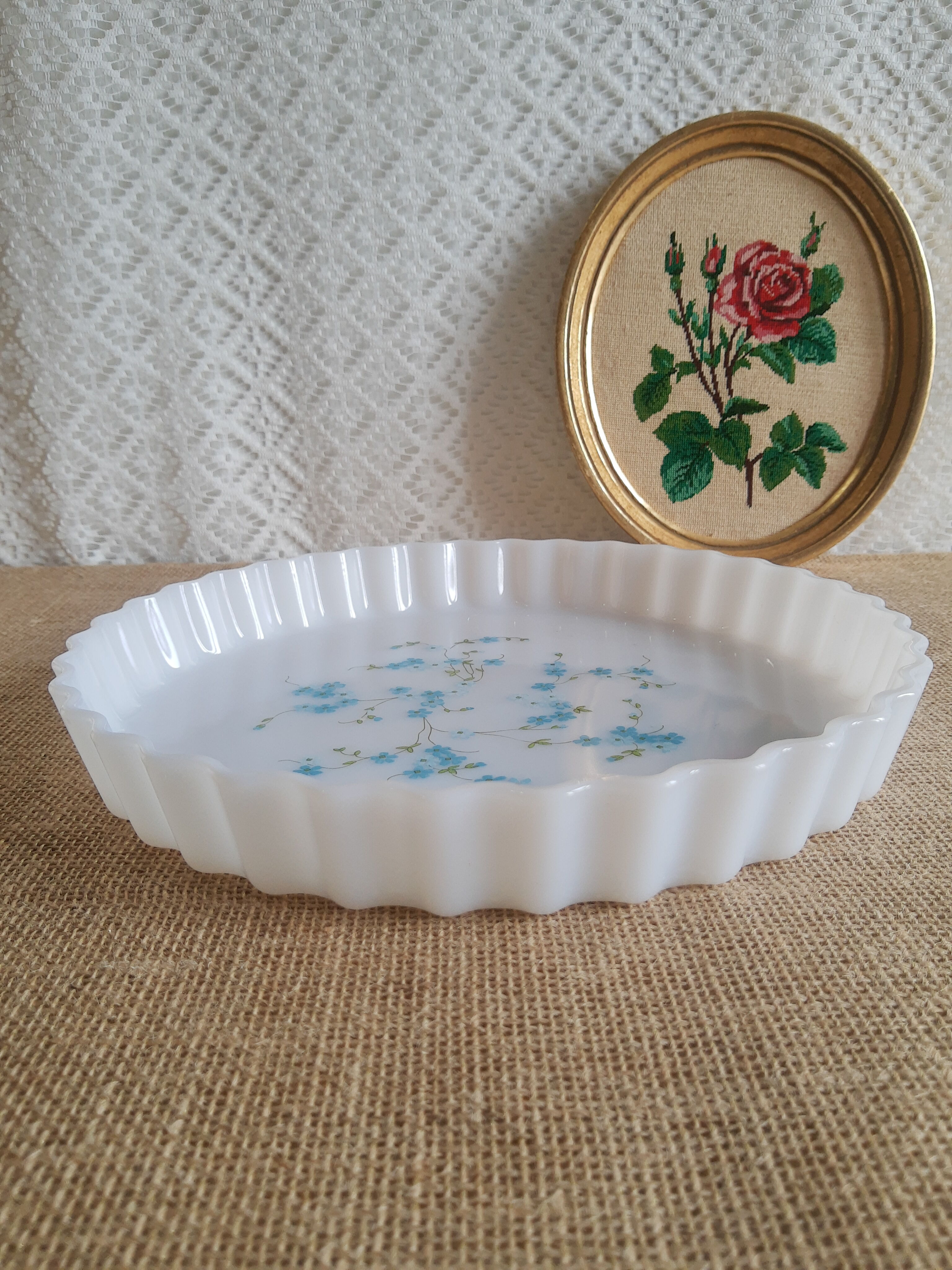 Plat à tarte en opaline Arcopal myosotis véronica vintage | Selency