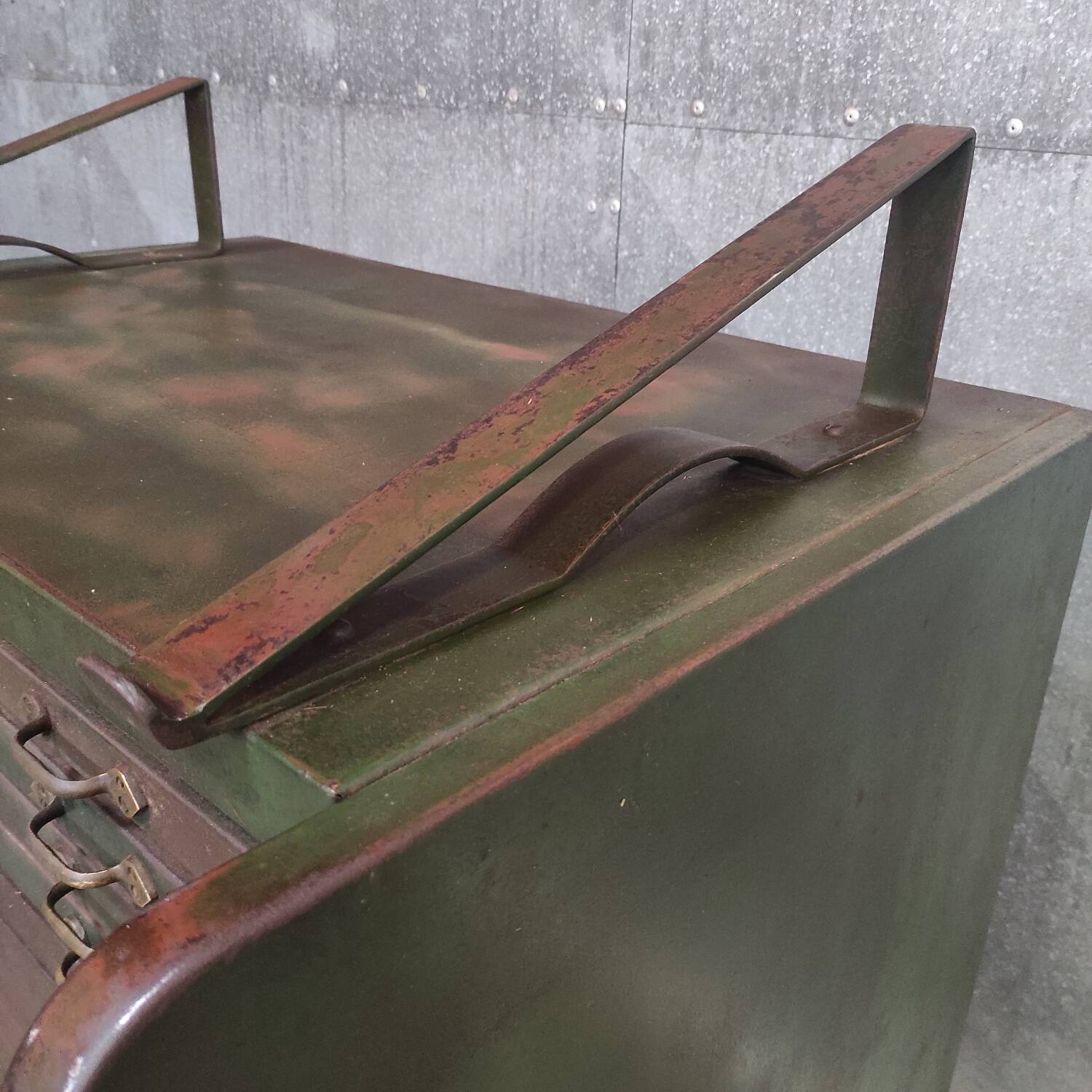 Meuble d'imprimante Unitype | 24 tiroirs patinés et supports de présentation | Selency