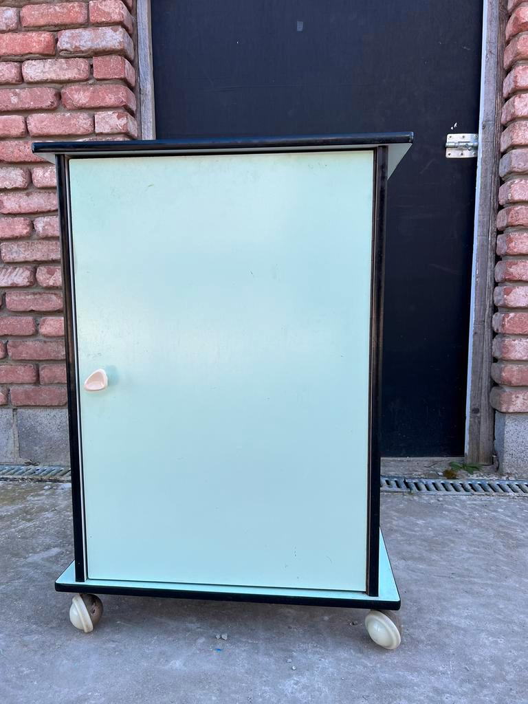 Armoire vintage en formica vert pastel sur roulettes | Selency
