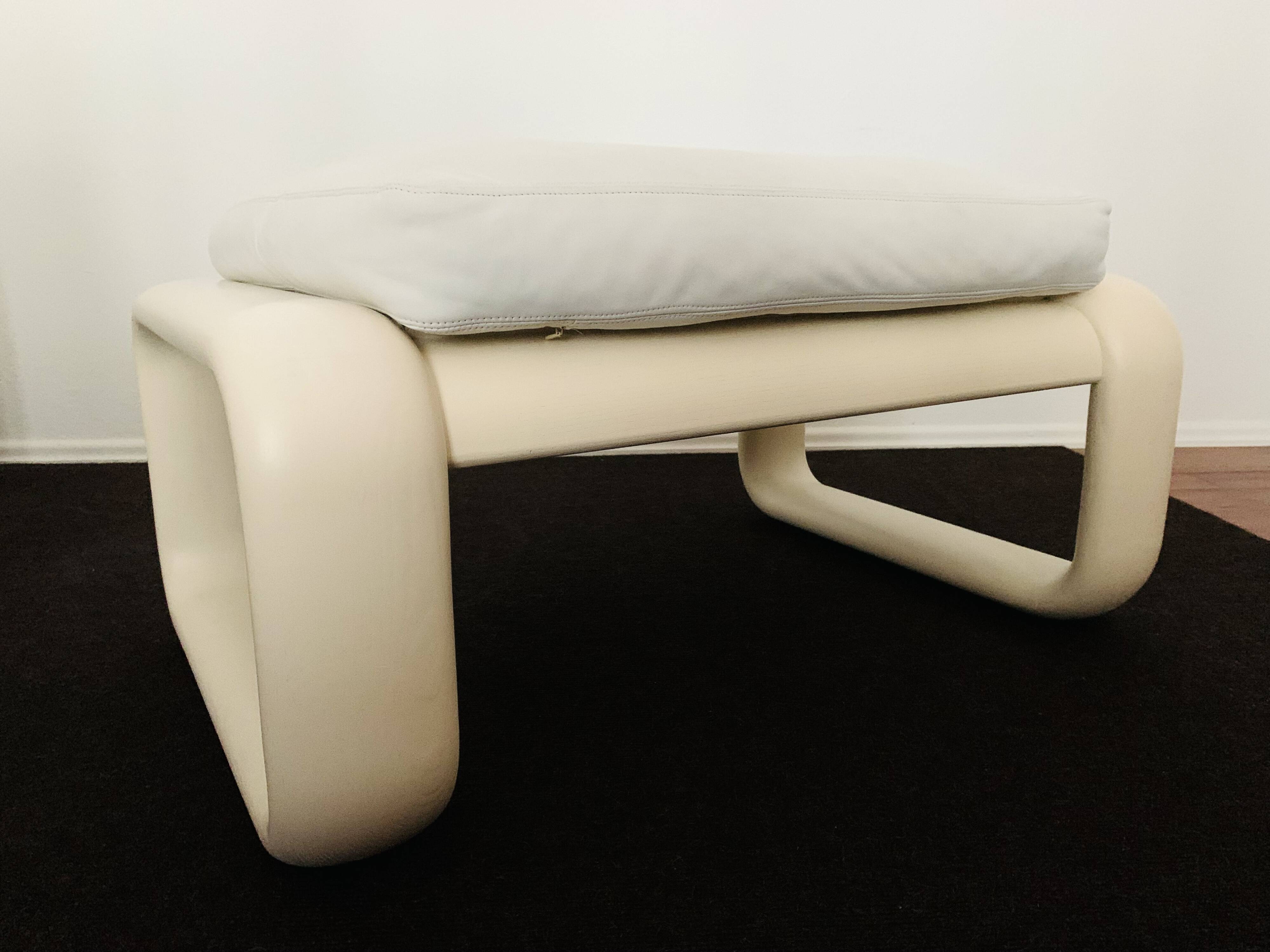 Fauteuil et repose-pieds en cuir Hombre de Burkhard Vogtherr pour ...