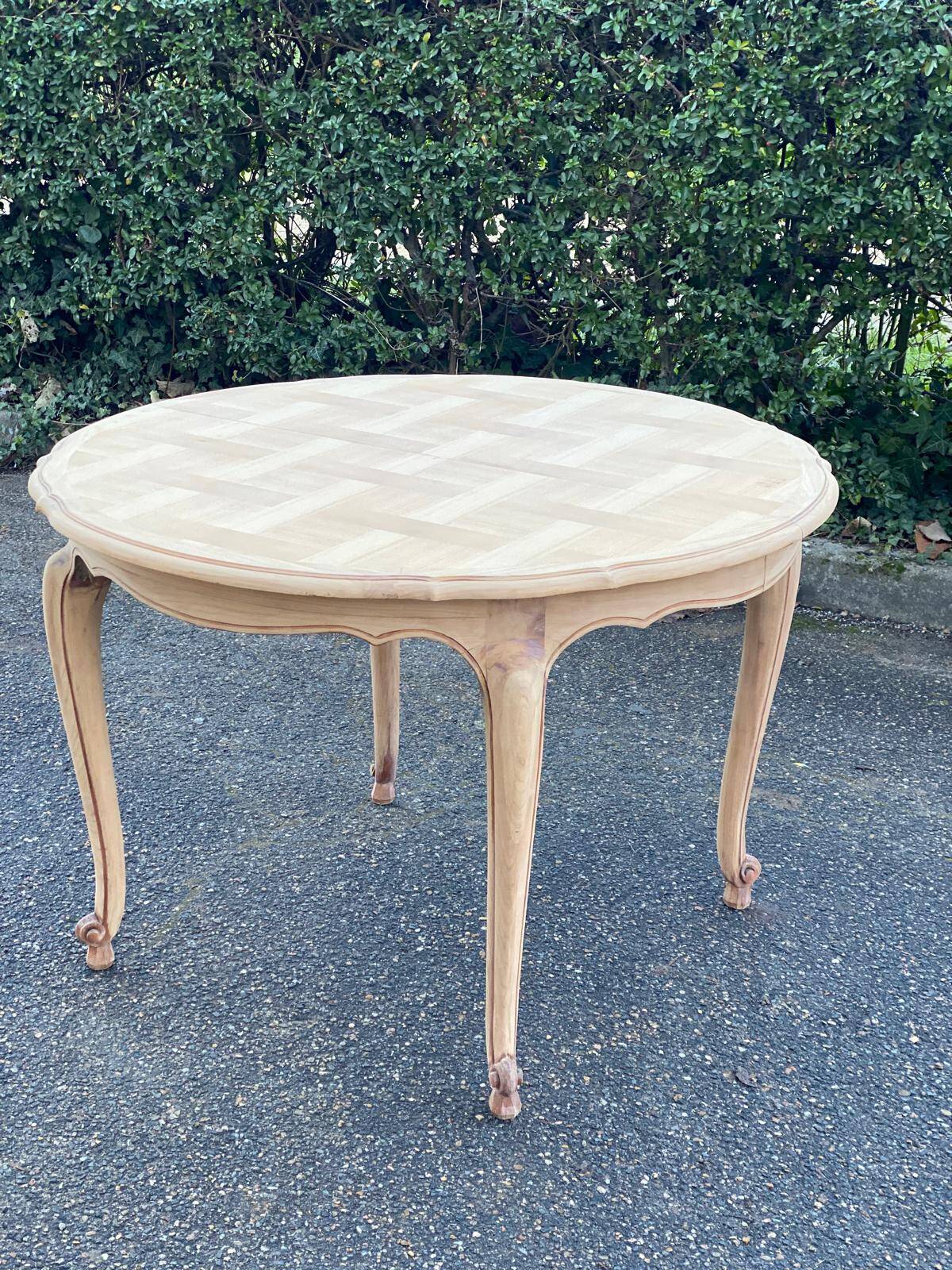 Louis XV style oval extendable round table renovated in raw wood and marquetry | Selency