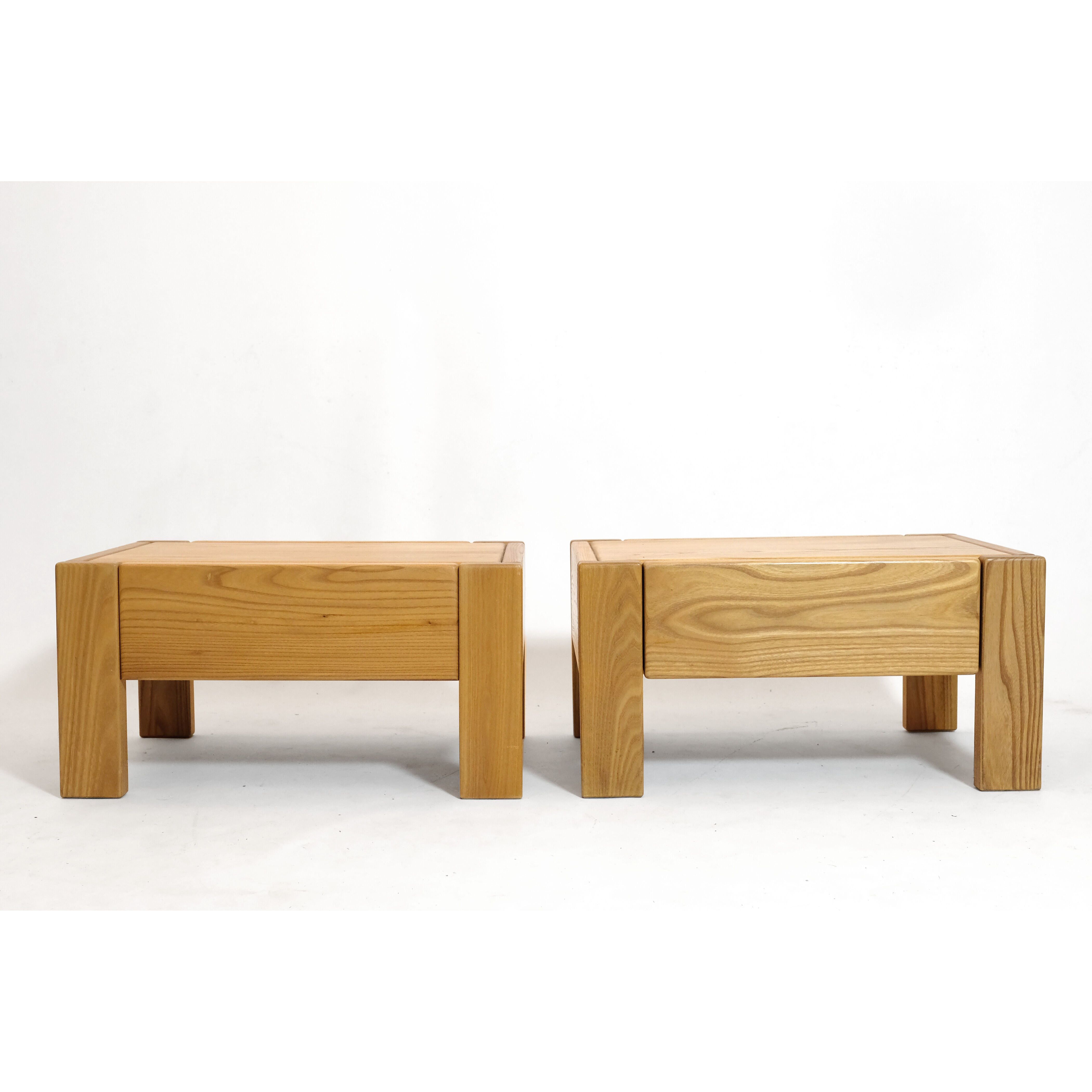 Paire de tables de chevet en orme, Maison Regain, 1970. | Selency