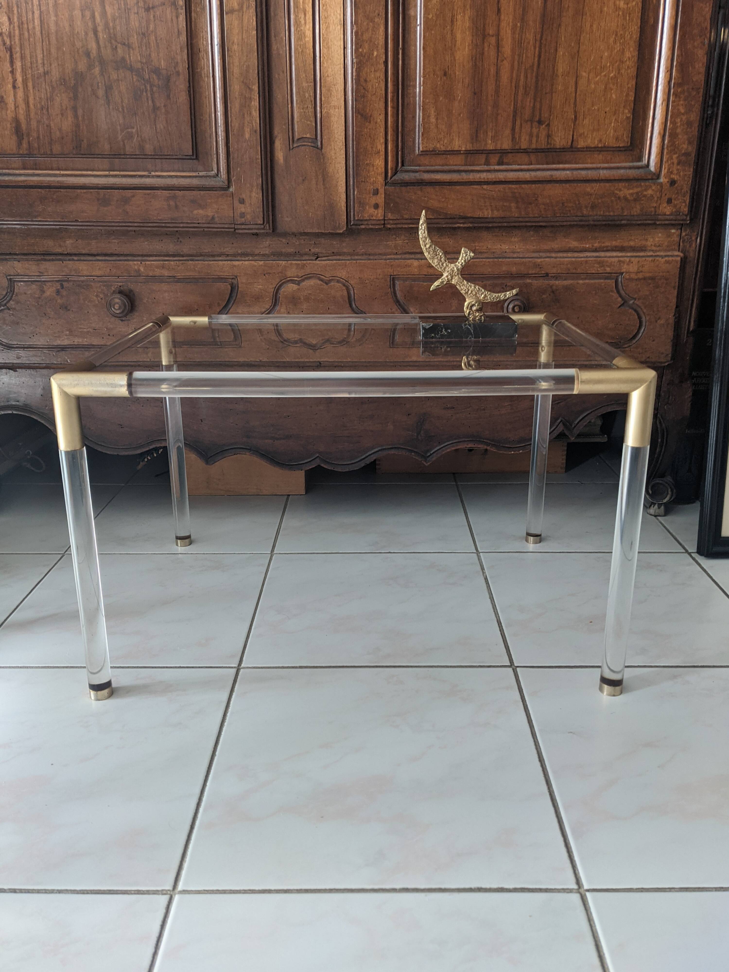 Table basse vintage en plexiglass, verre et métal doré 1970 | Selency