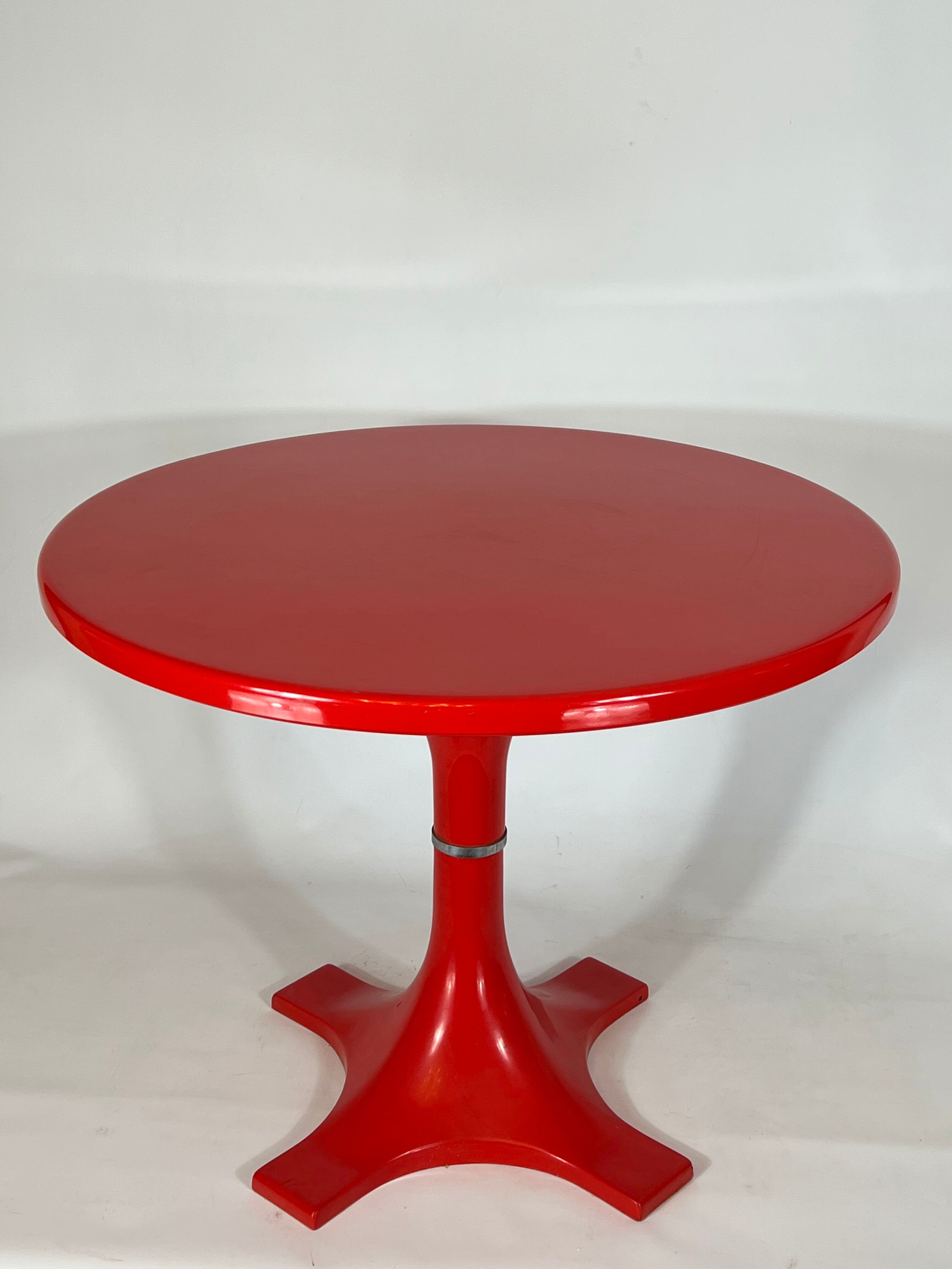 Table à manger rouge Ignazio Gardella et Anna Castelli par Kartell ...
