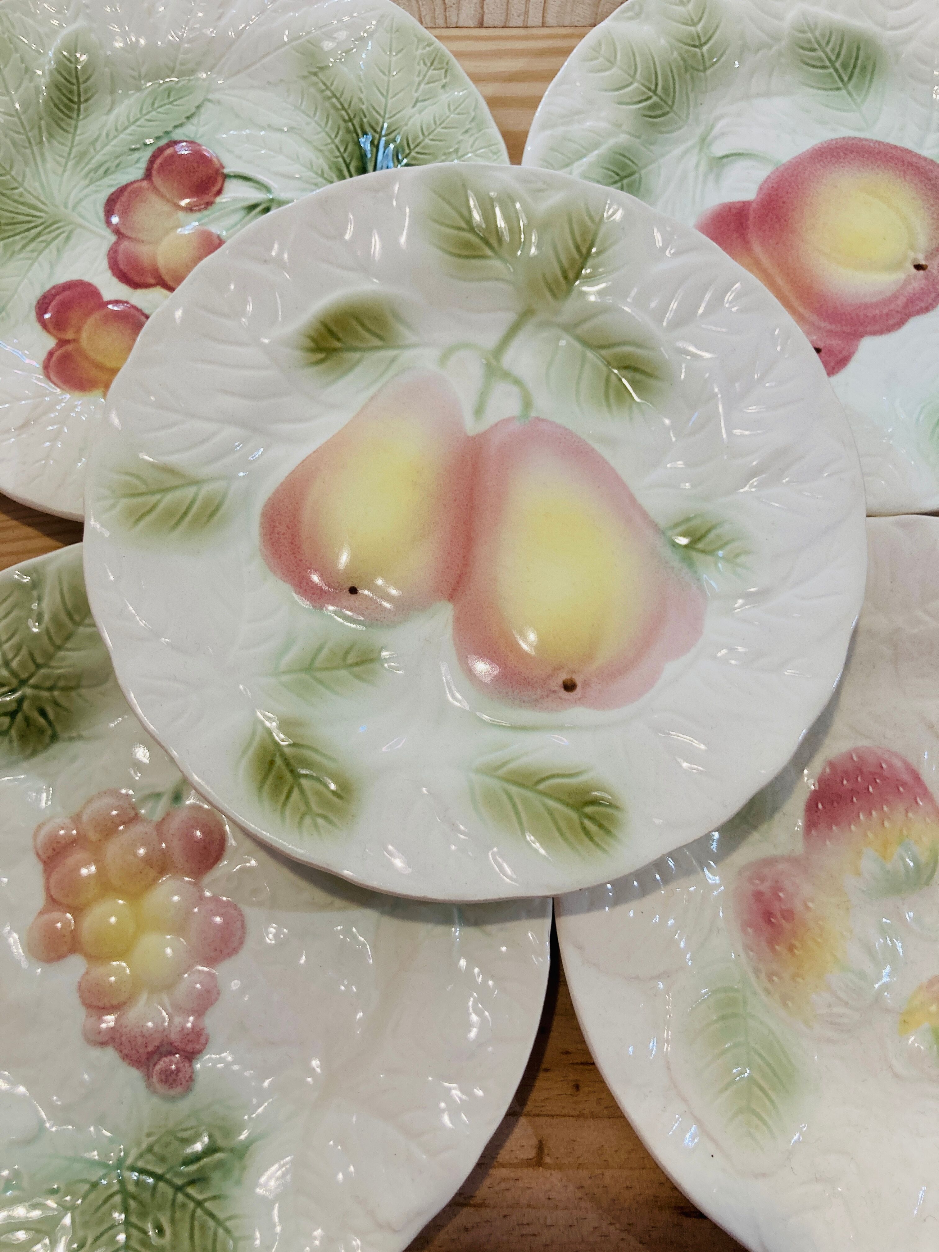 5 petites assiettes barbotines Salins Les Bains, motif fruit | Selency
