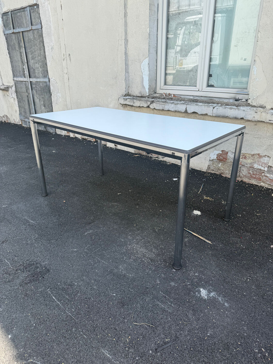 Vintage 1990s table with detachable grooved legs | Selency