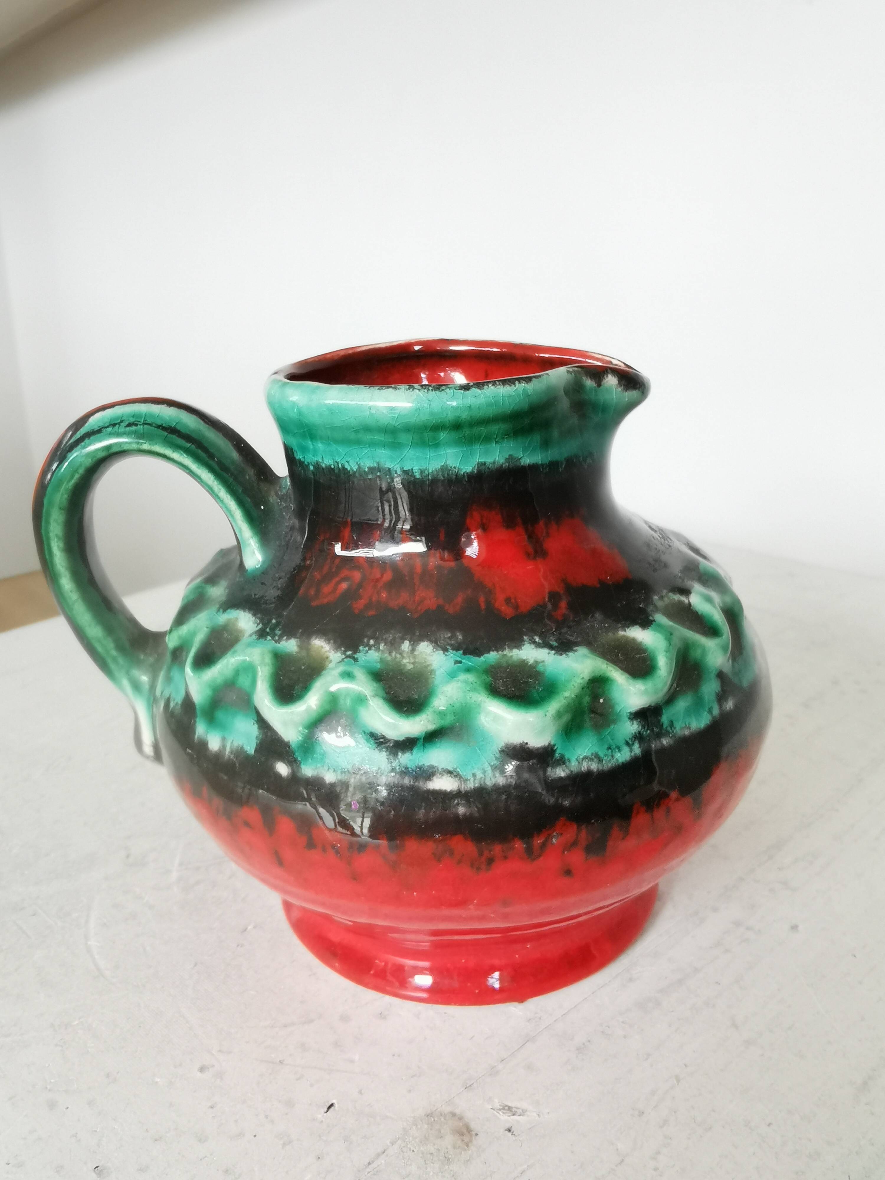 Pichet/vase Fat Lava : émail rouge, noir et vert, faïence d'Allemagne de l'Ouest | Selency